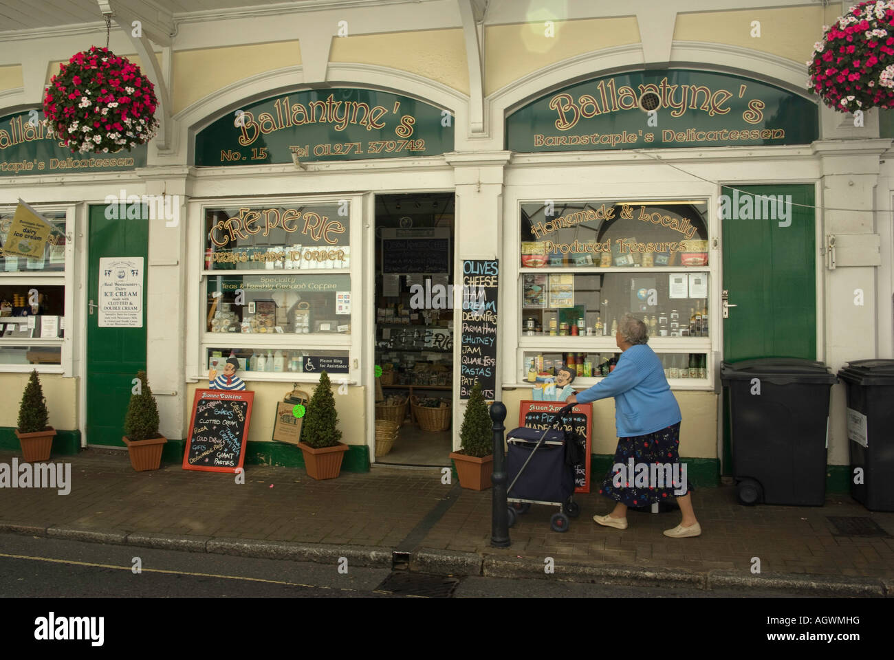 Pannier marketoutlets outside hi-res stock photography and images - Alamy