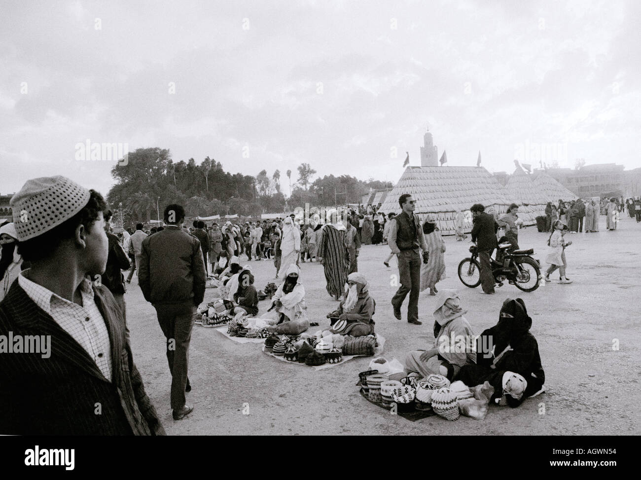 Women veiled africa desert hi-res stock photography and images - Alamy