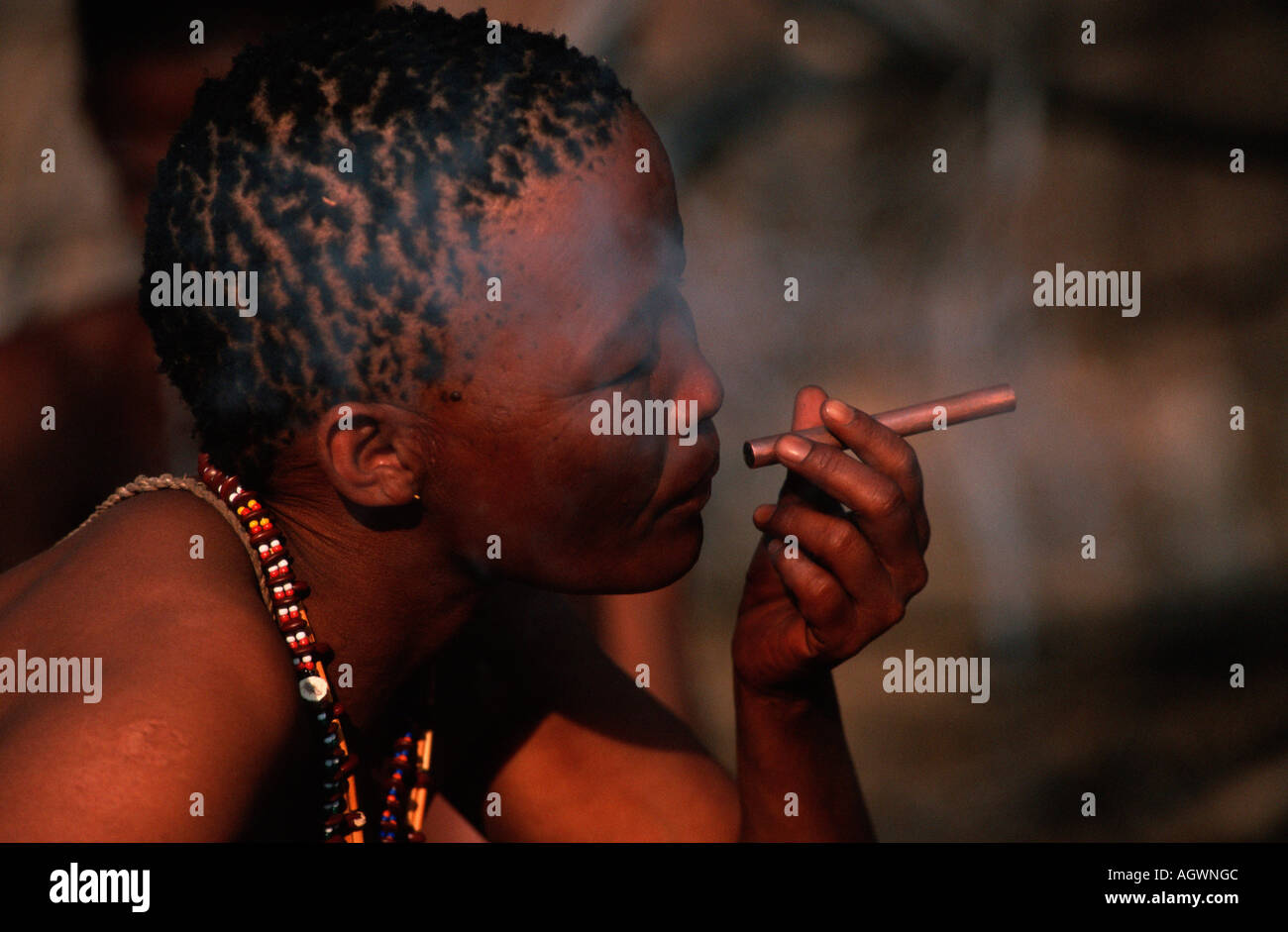 Buschmann frau hi-res stock photography and images - Alamy