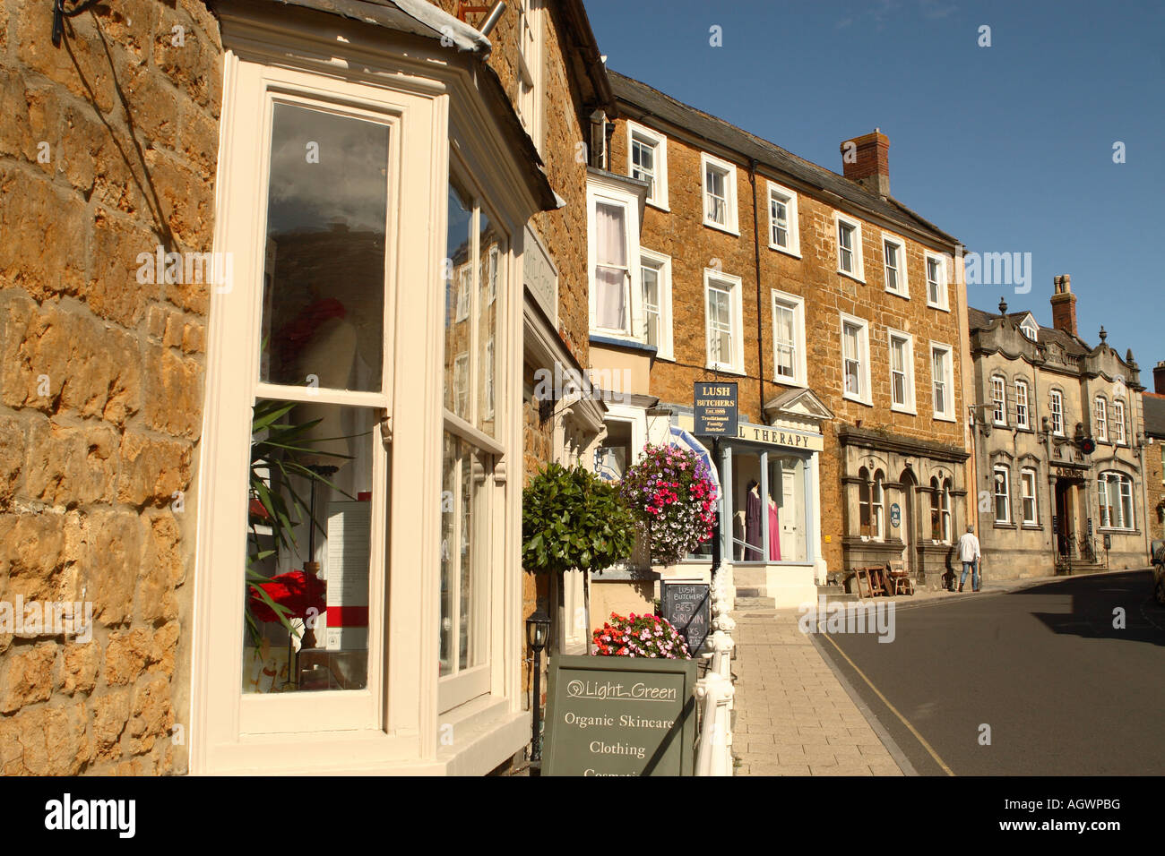 Small town high street hi-res stock photography and images - Alamy