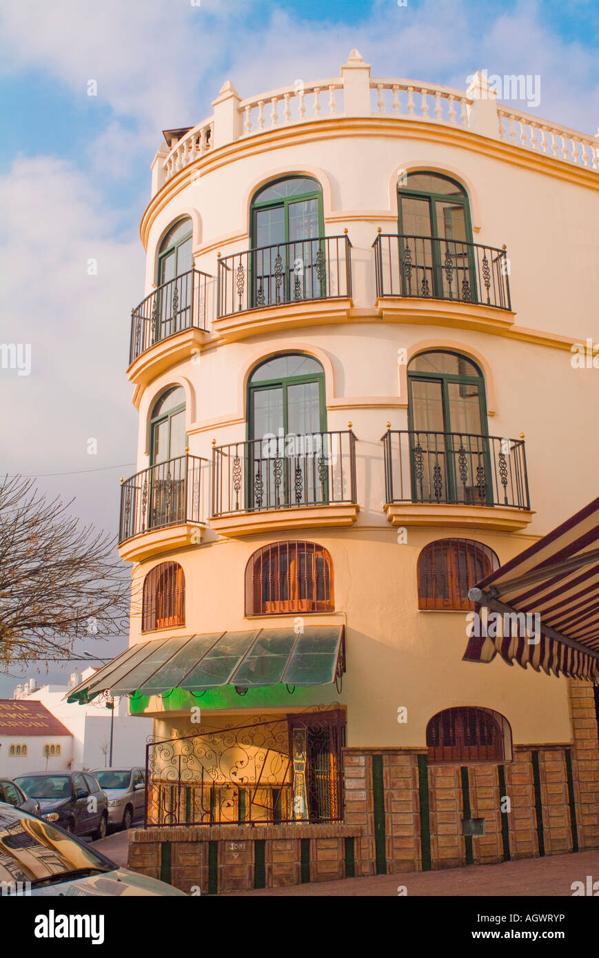 Rounded corner building hi-res stock photography and images - Alamy