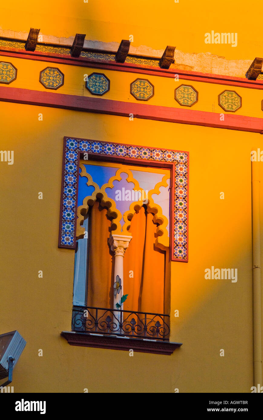 Keyhole windows hi-res stock photography and images - Alamy