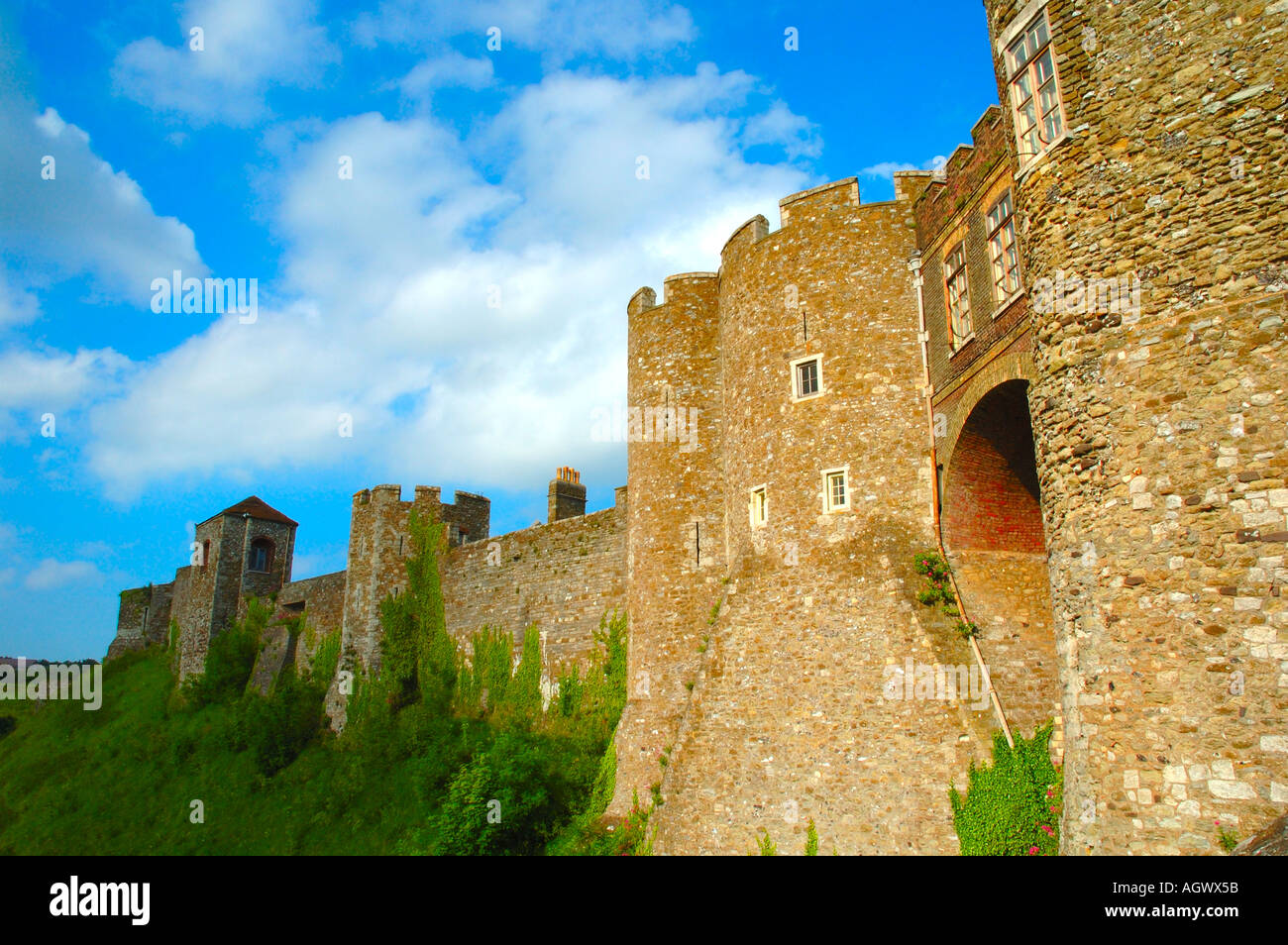 Dover castle hi-res stock photography and images - Alamy