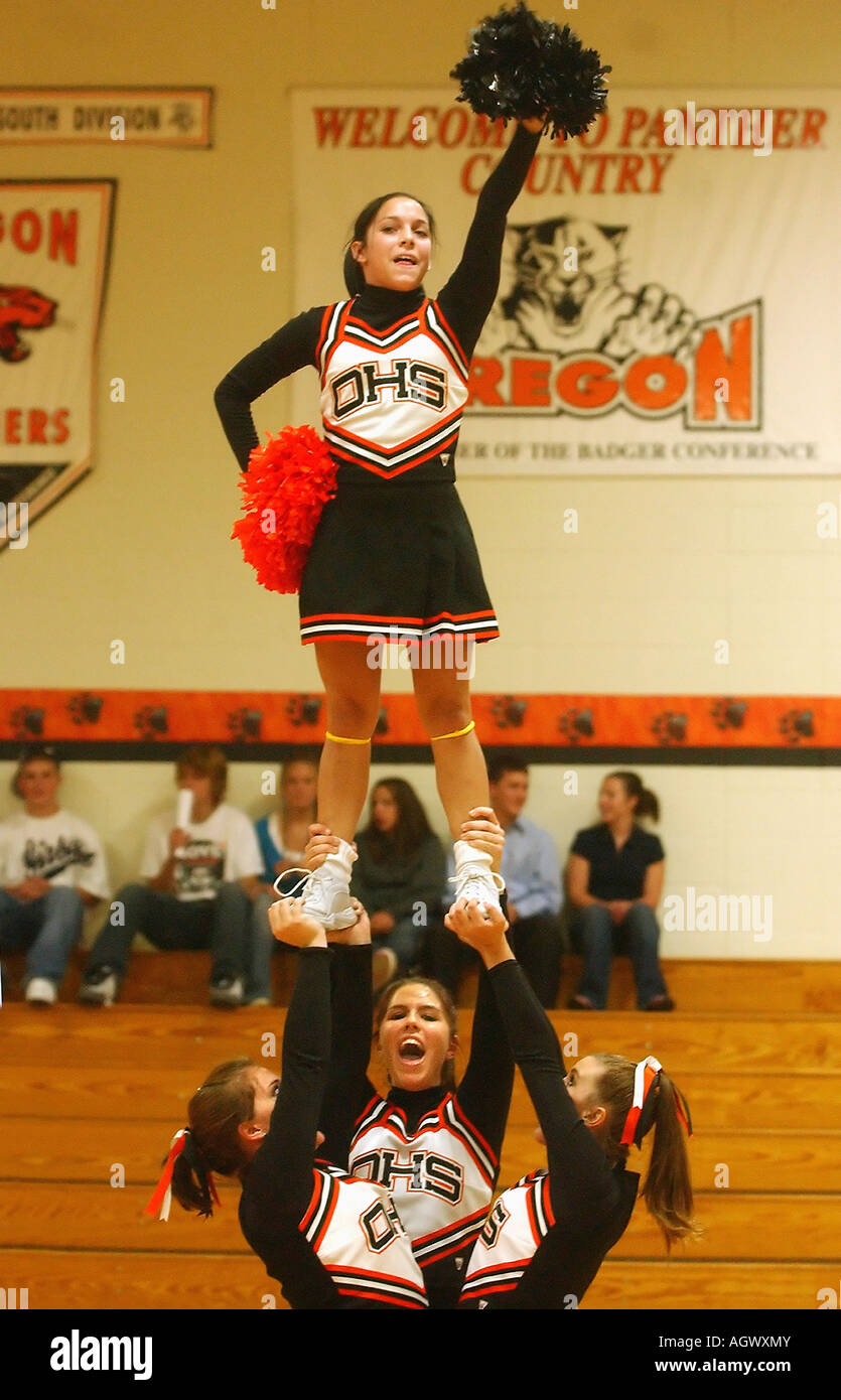 Cheerleaders pyramid hi-res stock photography and images - Alamy