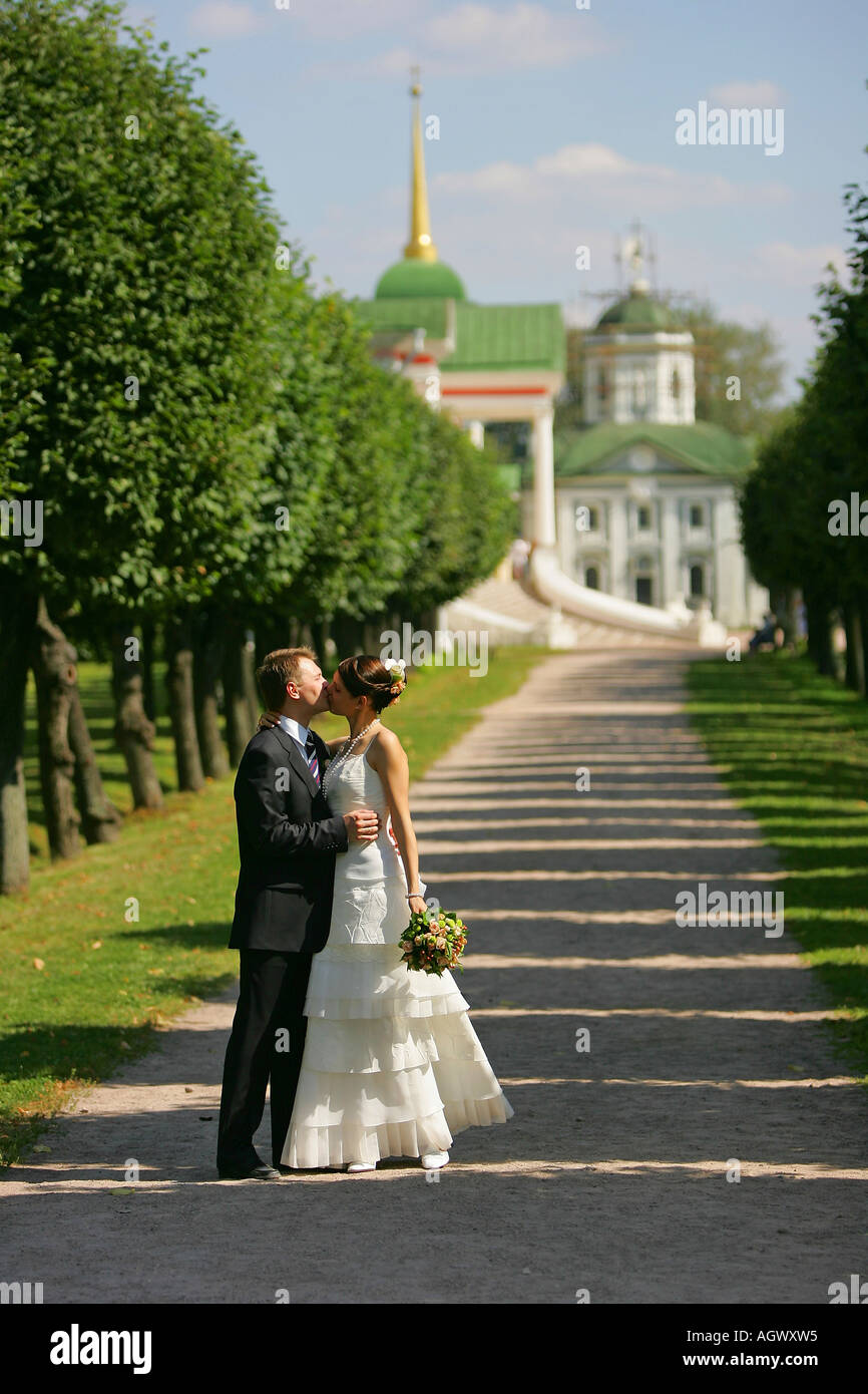 Couple full body kissing hi-res stock photography and images - Alamy