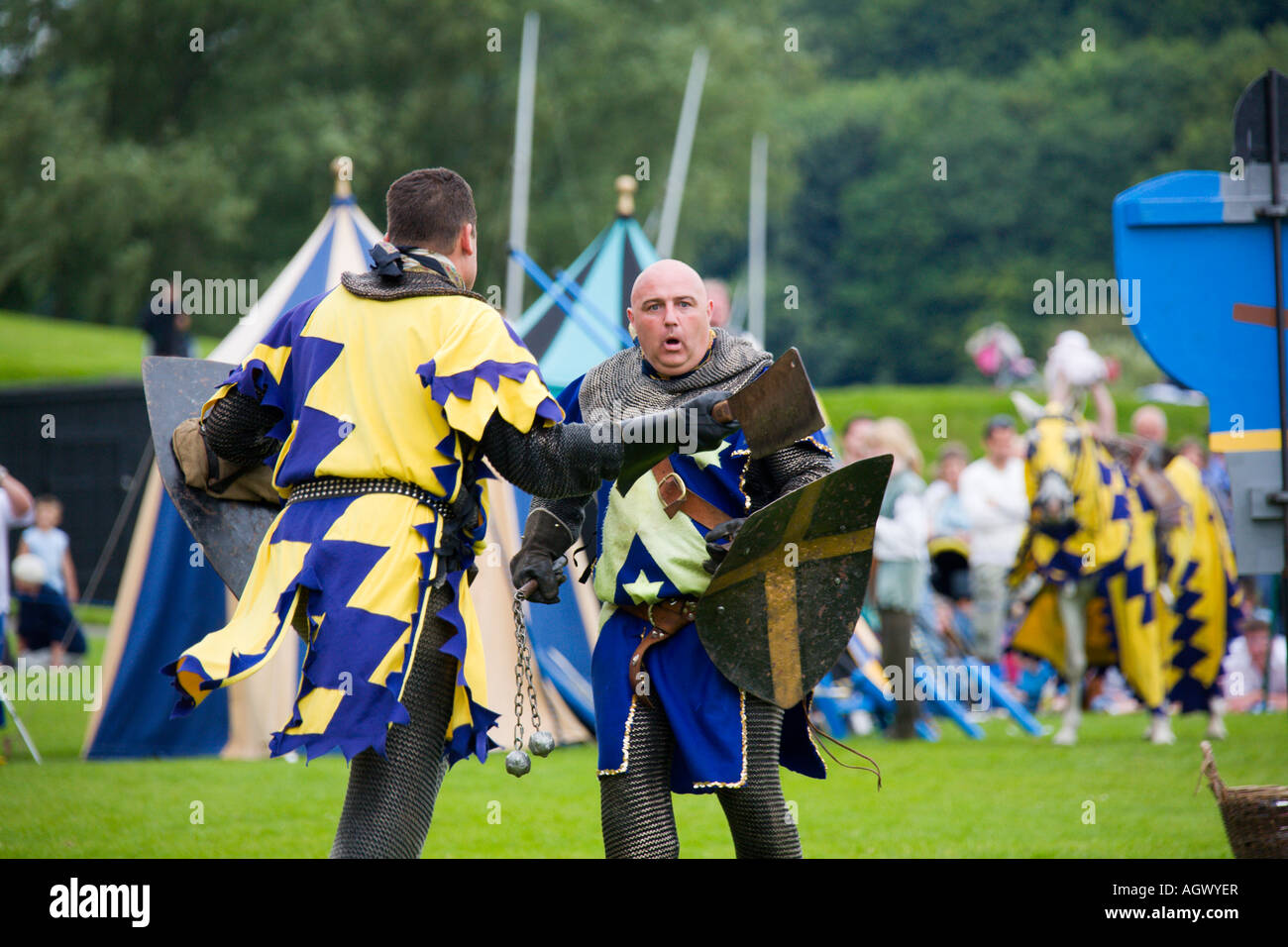 Medieval knights fighting hi-res stock photography and images - Alamy