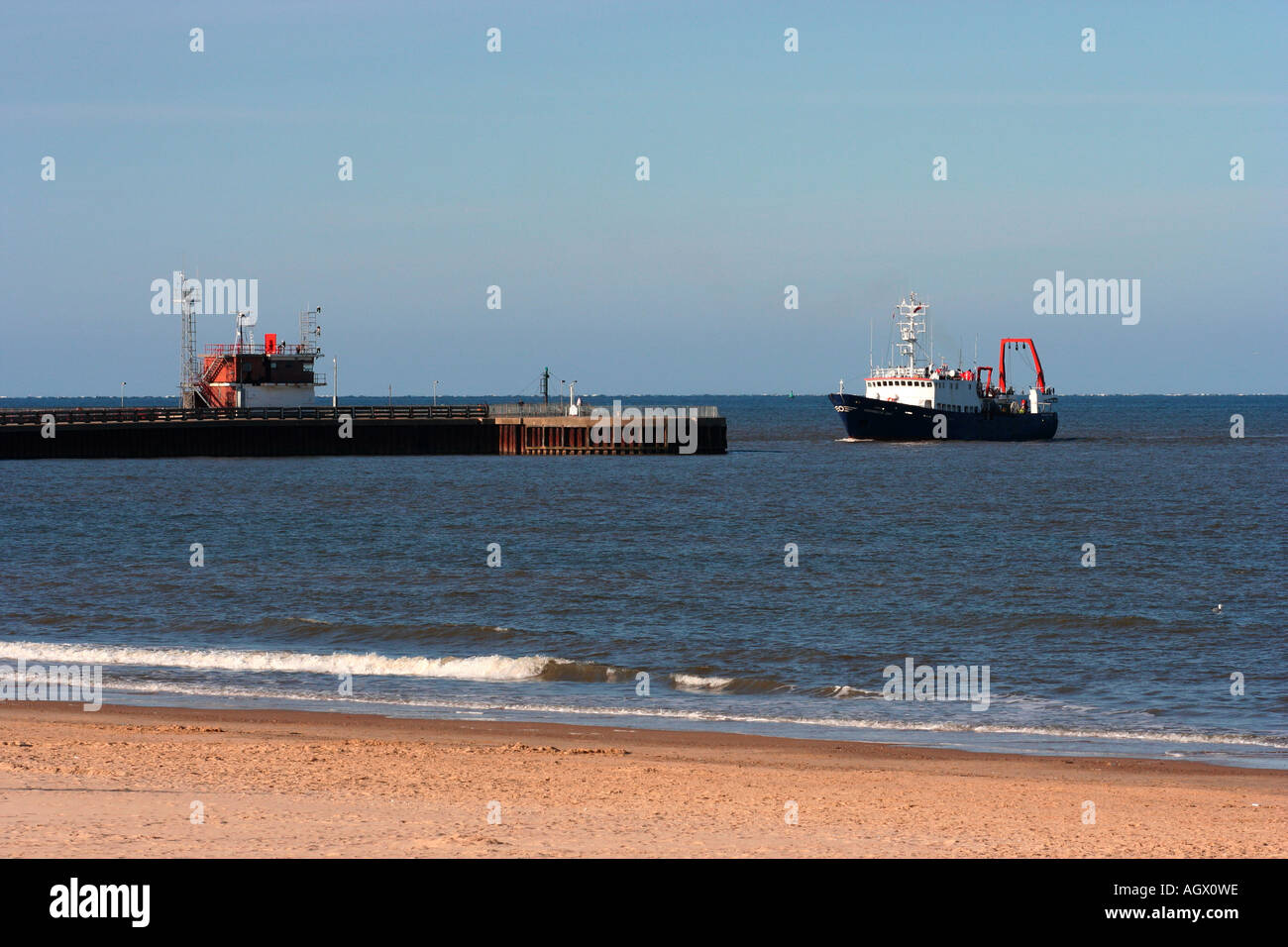 ship coming into port, north sea,beach, cargo, watch Gorleston-on-sea ...