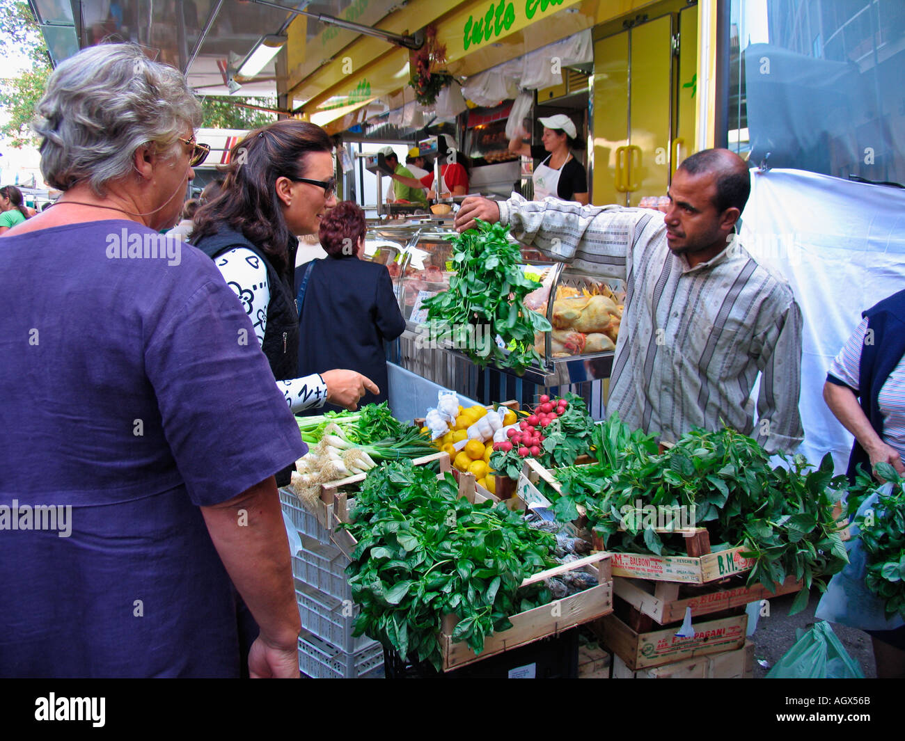 Outdoor street market Viale d'Papiniano Milan Italy Stock Photo - Alamy