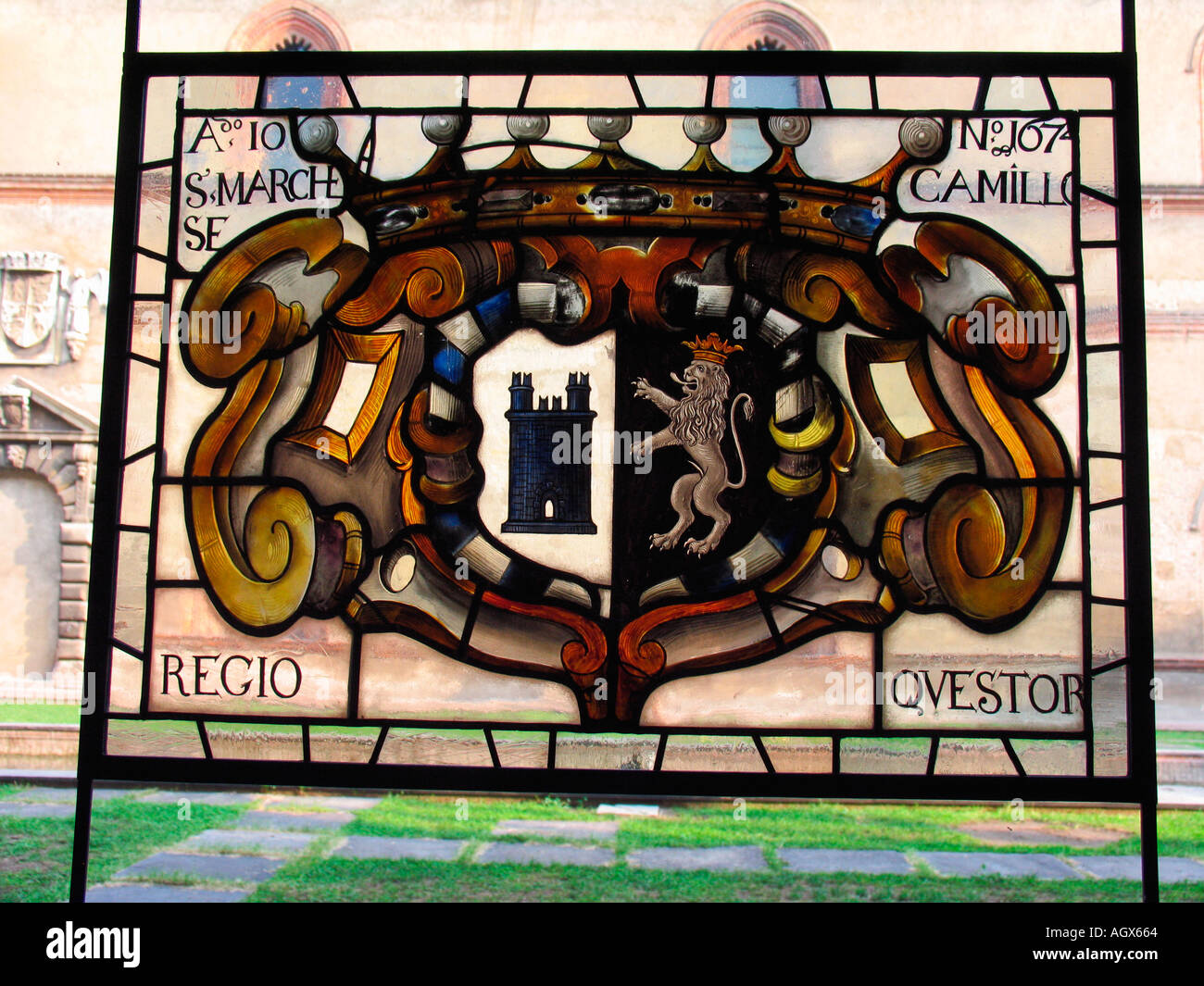 Castle window crest hi-res stock photography and images - Alamy