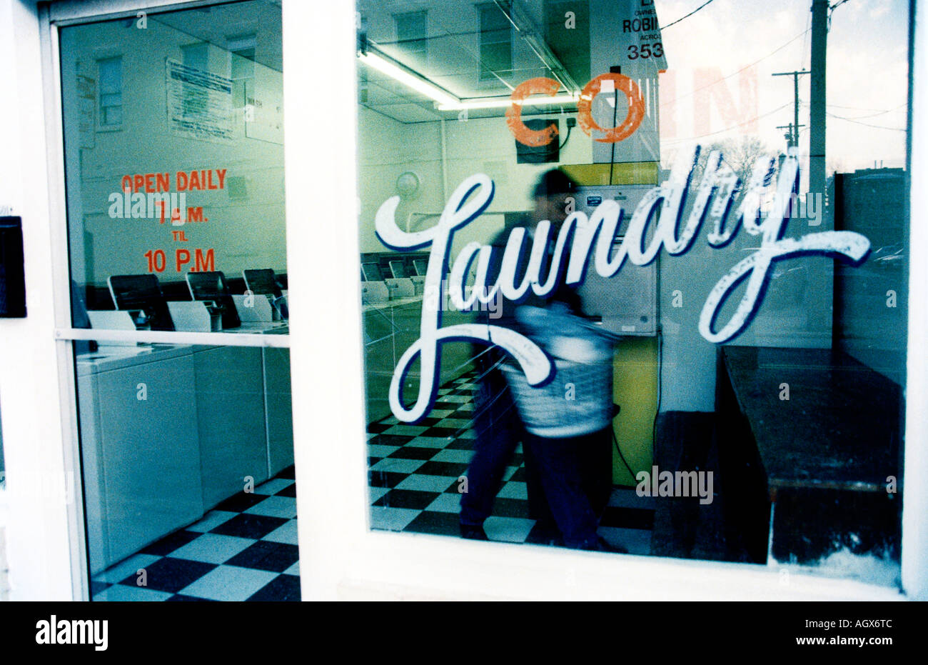 Laundry storefront hi-res stock photography and images - Alamy