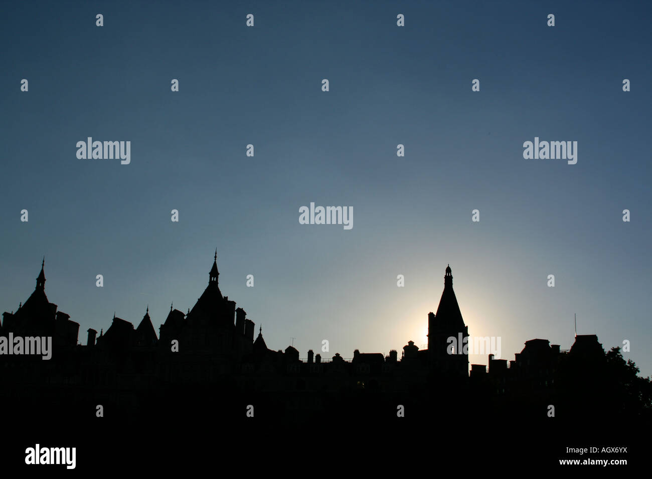 Silhouette london rooftops dusk hi-res stock photography and images - Alamy