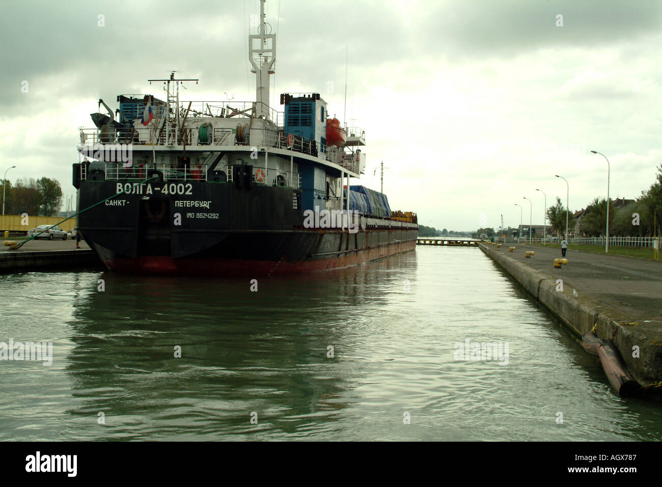 Russian rivership Volga 4002 enters lock at Quistreham near Caen ...