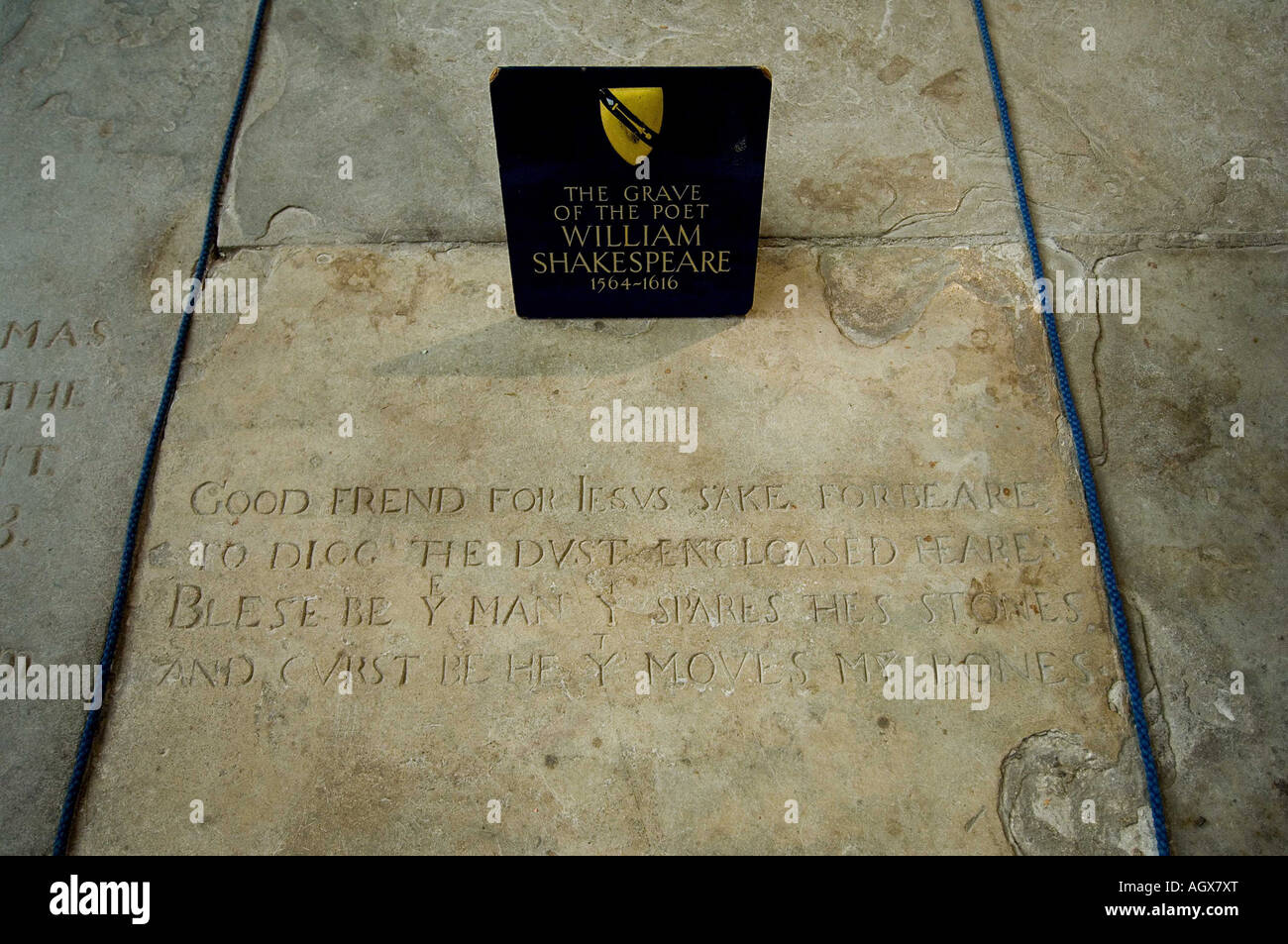 WILLIAM SHAKESPEARE'S TOMB THE HOLY TRINITY CHURCH STRATFORD UPON AVON ...
