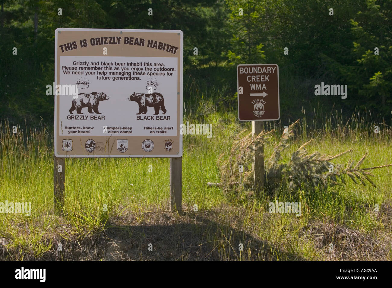 Grizzly country sign showing grizzly bear and black bear profiles Stock ...