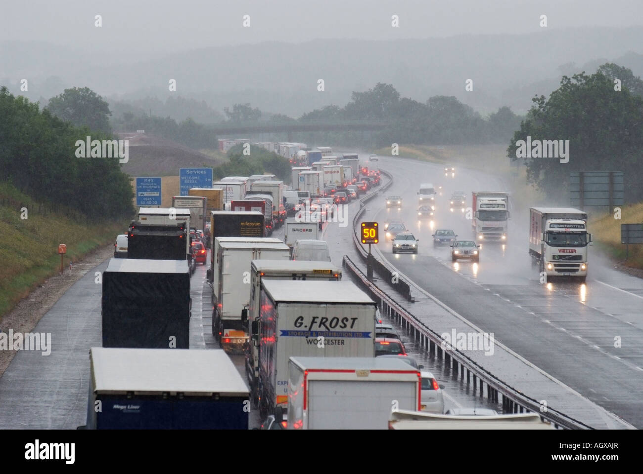 M40 motorway signs hi-res stock photography and images - Alamy
