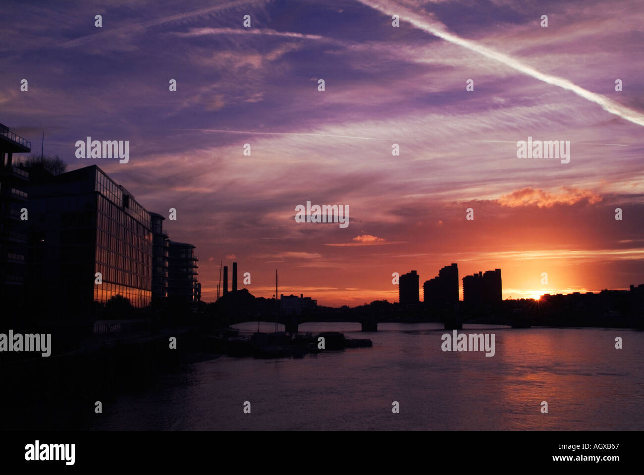 Sunset over river real time hi-res stock photography and images - Alamy