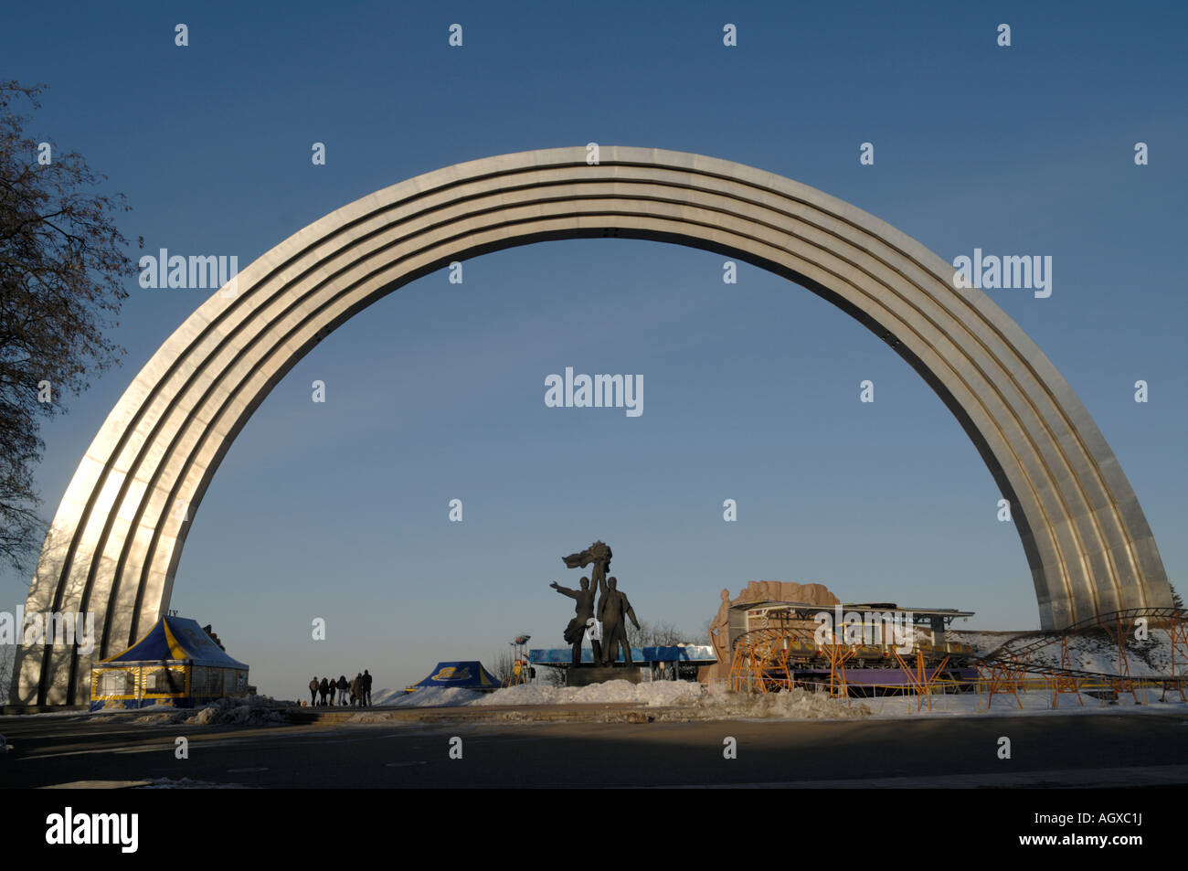 The Raduga rainbow monument in Kiev celebrating the reunification of ...