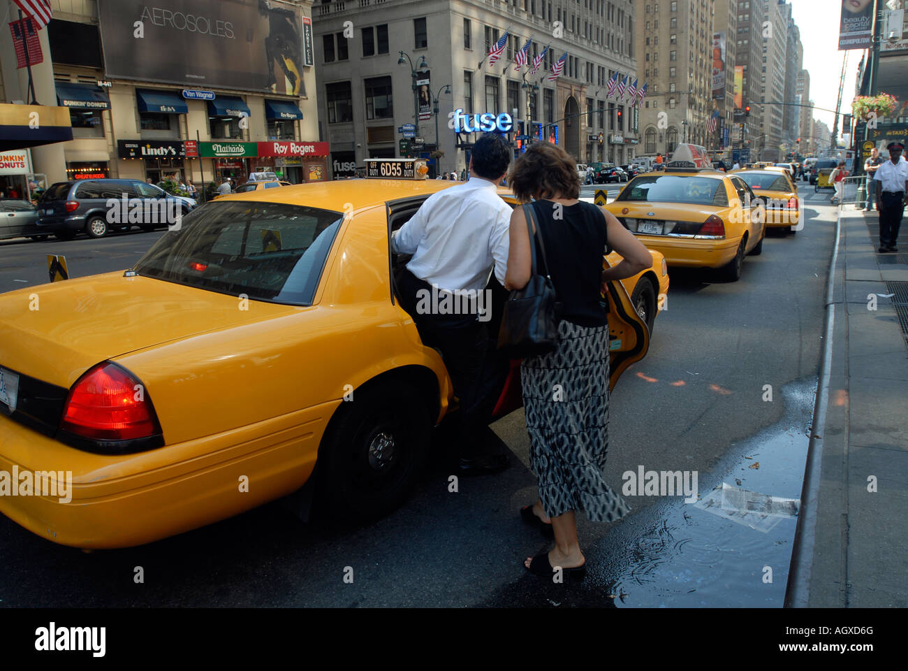 Cab line at New York s Pennsylvania Station Stock Photo - Alamy
