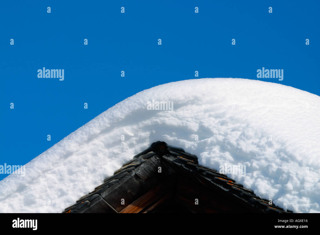 Snow drift roof hi-res stock photography and images - Alamy