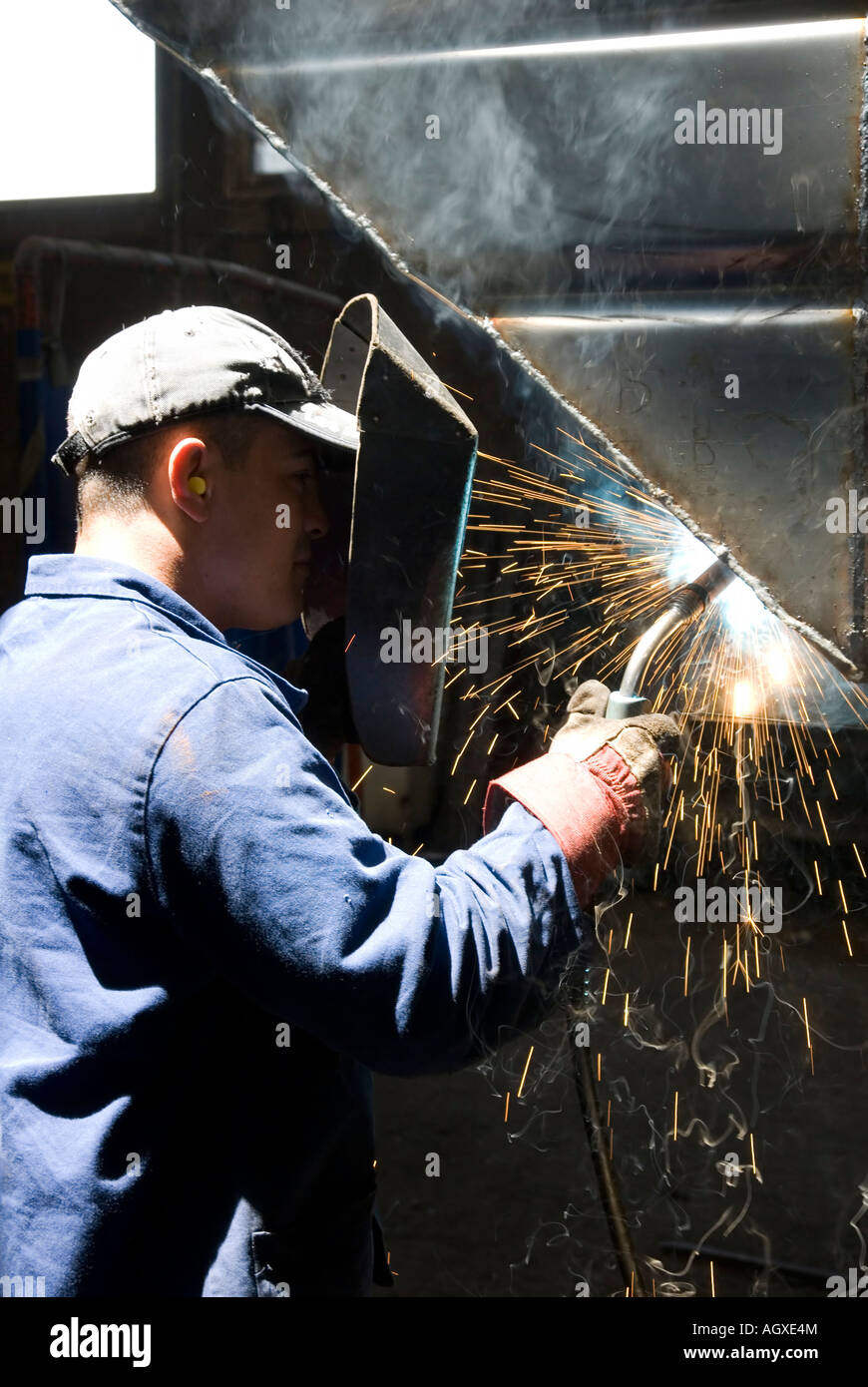 Welding metal plates hi-res stock photography and images - Alamy