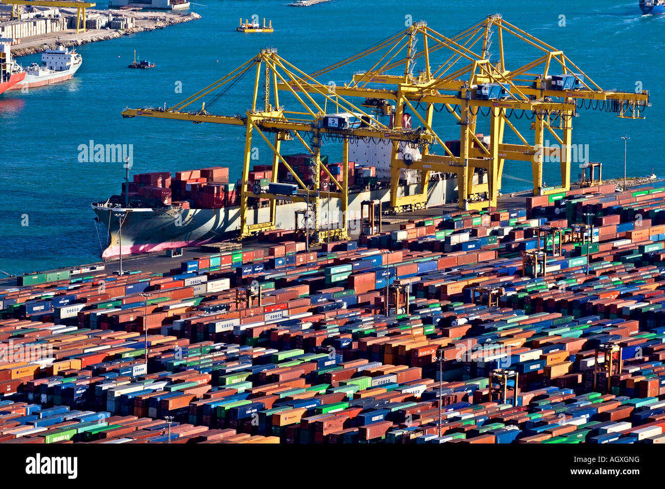 Ship loading cargo hi-res stock photography and images - Alamy