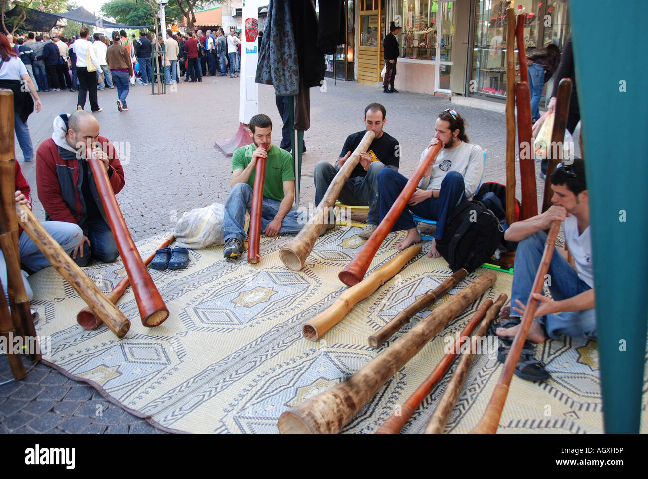 Aboriginal man playing a didgeridoo hi-res stock photography and images ...