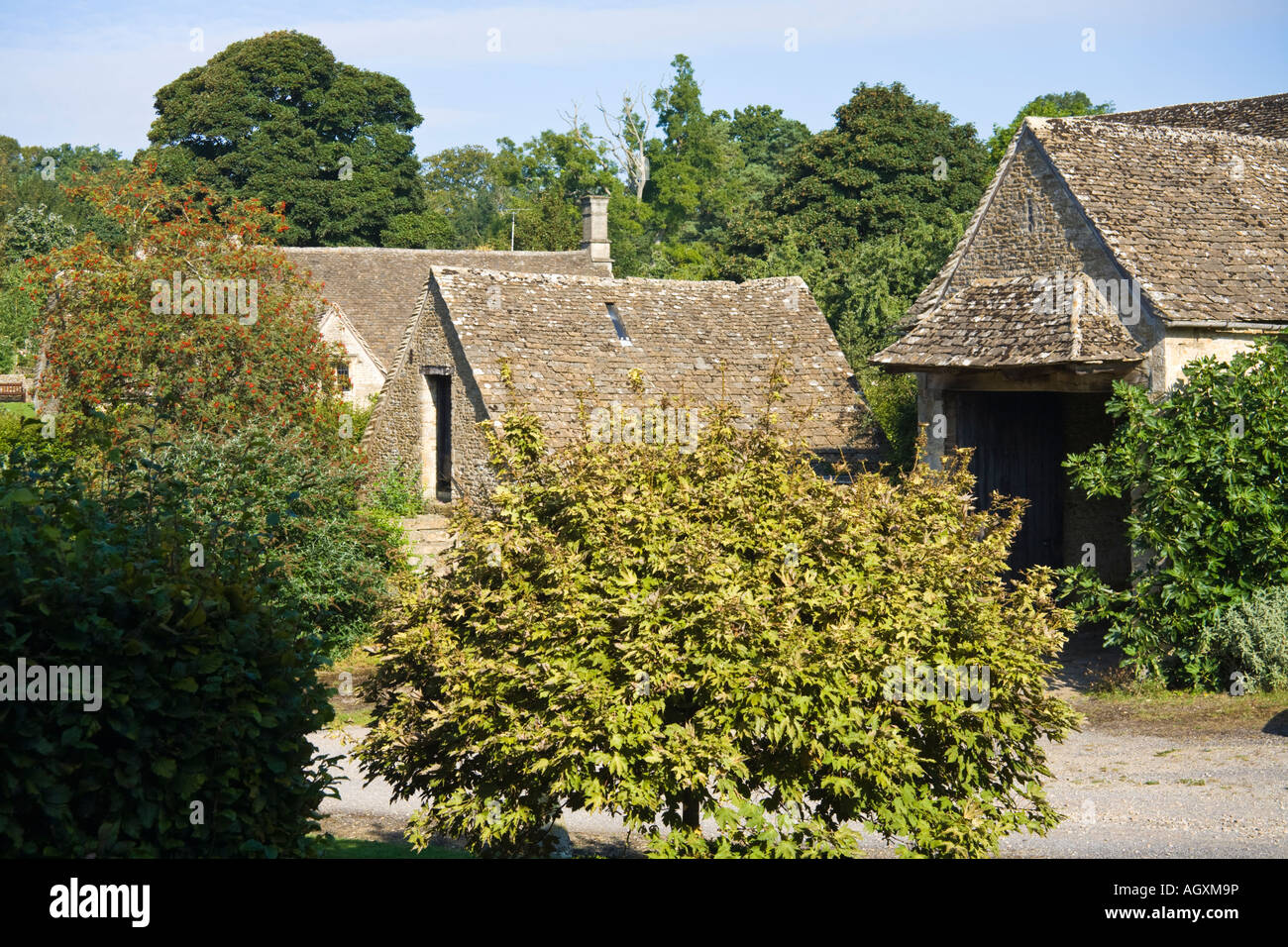 Old english farmyard hi-res stock photography and images - Alamy