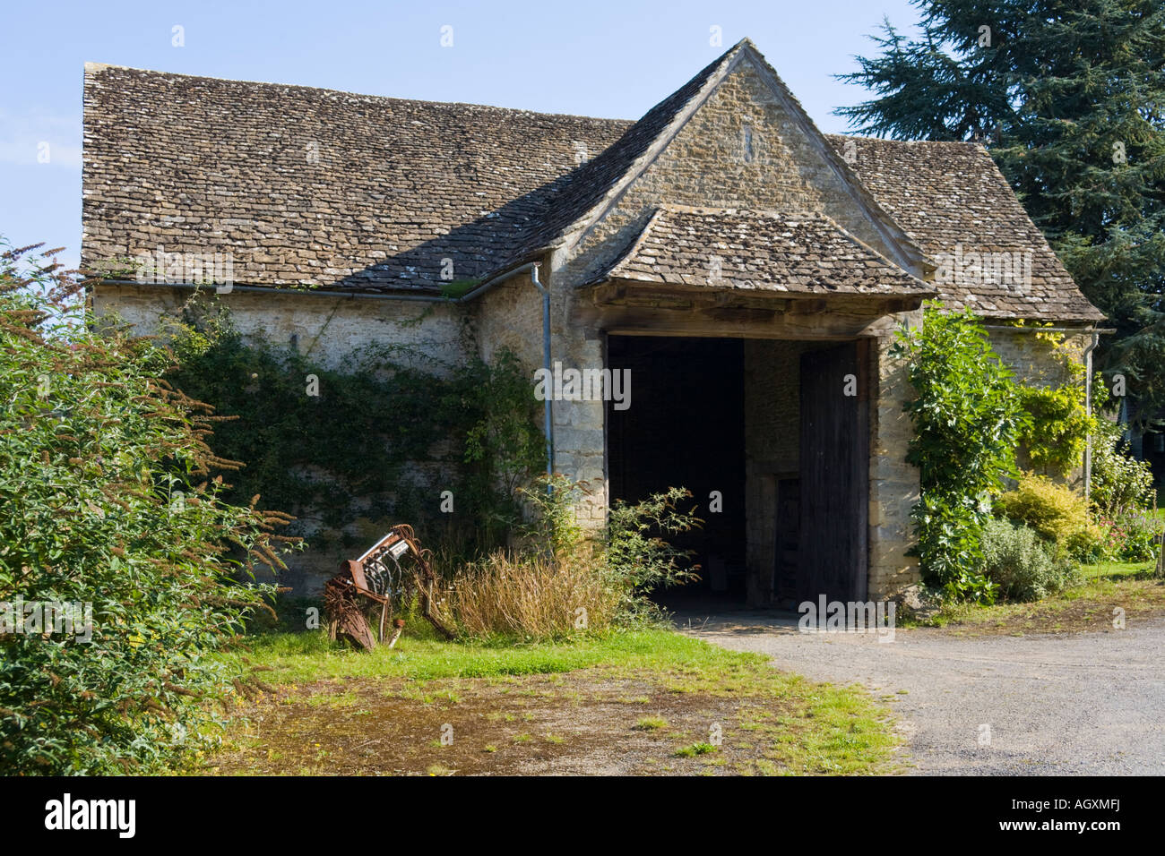 Old english farmyard hi-res stock photography and images - Alamy