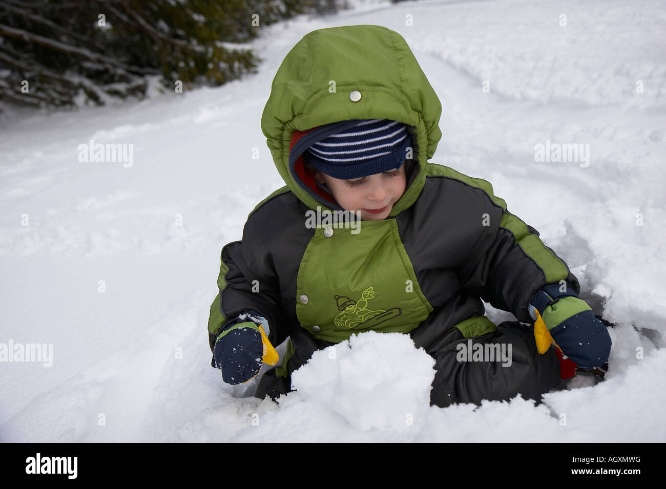 little boy sitting in snow Stock Photo - Alamy