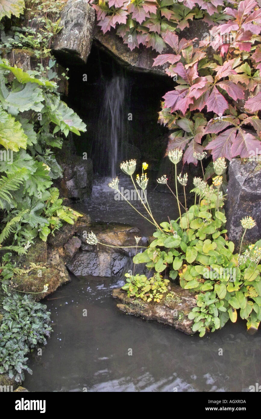 Garden water feature Stock Photo - Alamy