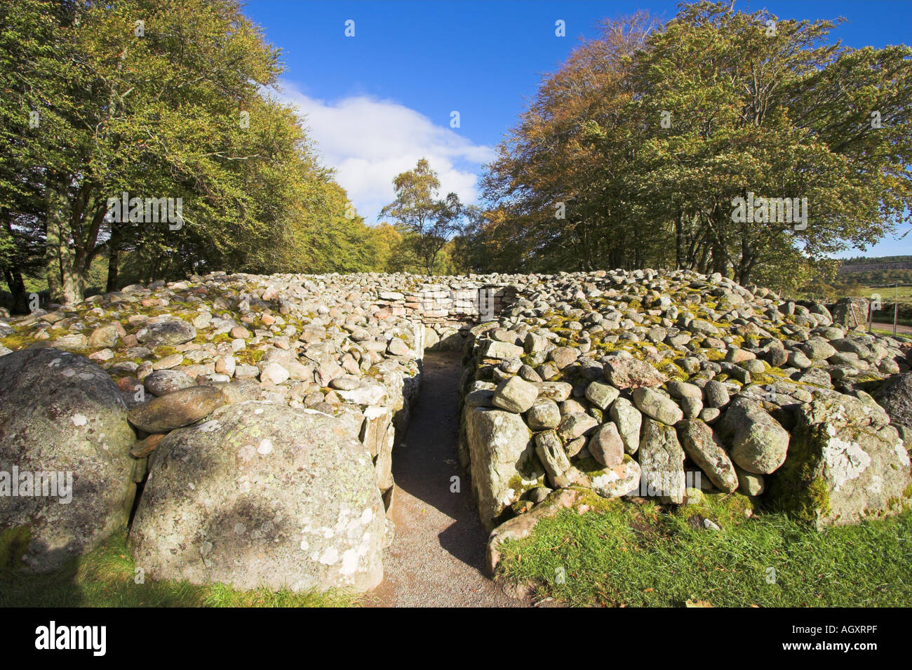 Bronze age burial chamber at Clava Cairns, Inverness Stock Photo - Alamy