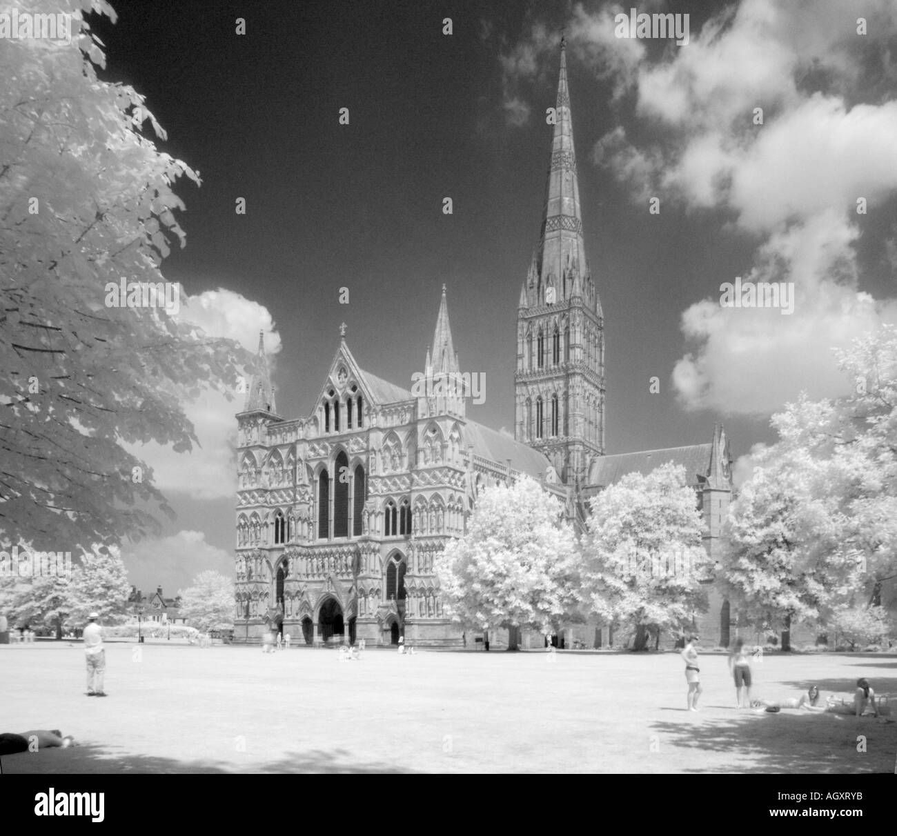 Salisbury cathedral snow hi-res stock photography and images - Alamy