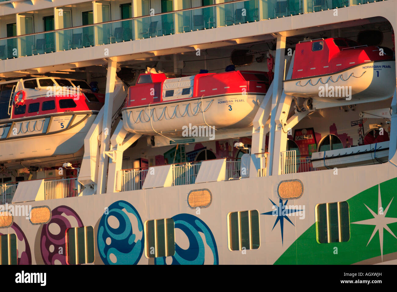 life boats on cruise ship sun shinning Stock Photo - Alamy