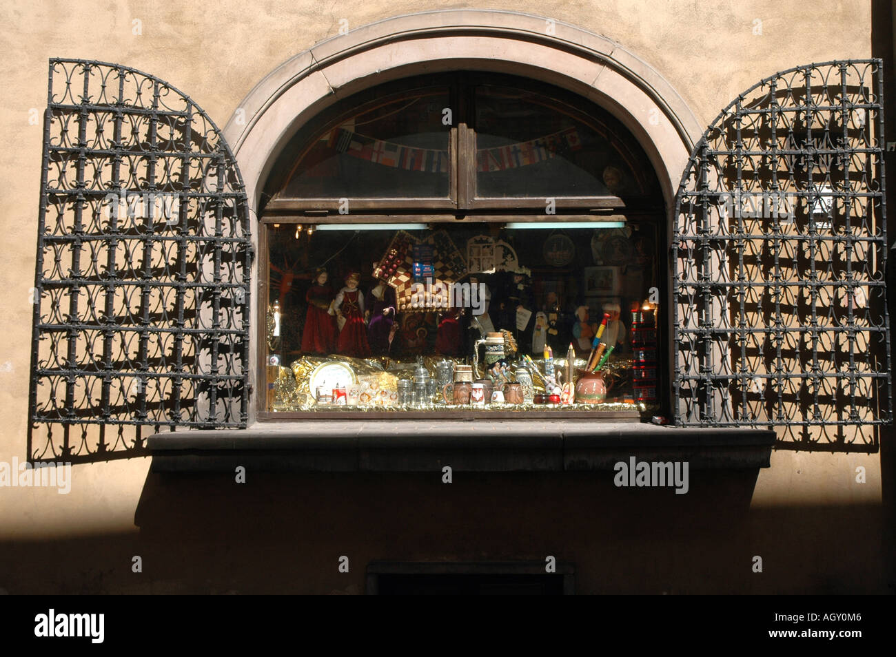Souvenir shop window display on Swietojanska Street, Old Town in Warsaw ...