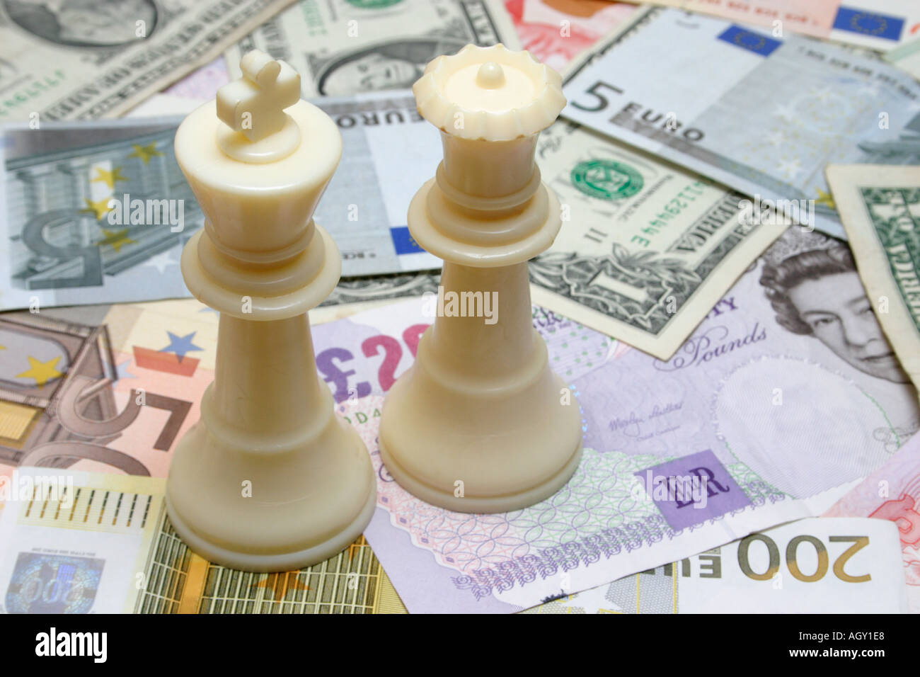 king and queen sitting on cash rich couple Stock Photo - Alamy