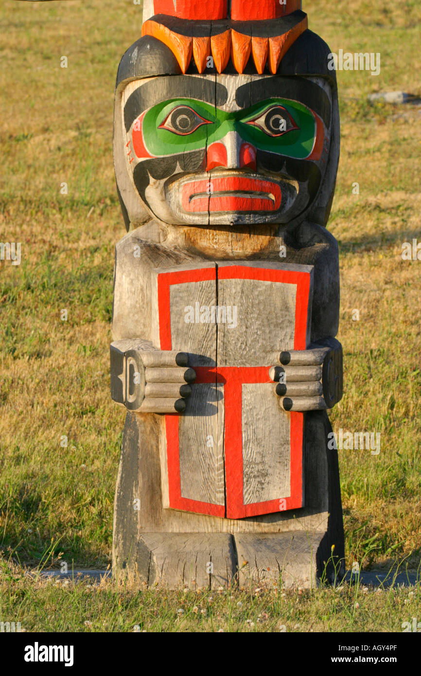 Sacred totem pole honouring the native dead at Namgis burial ground ...