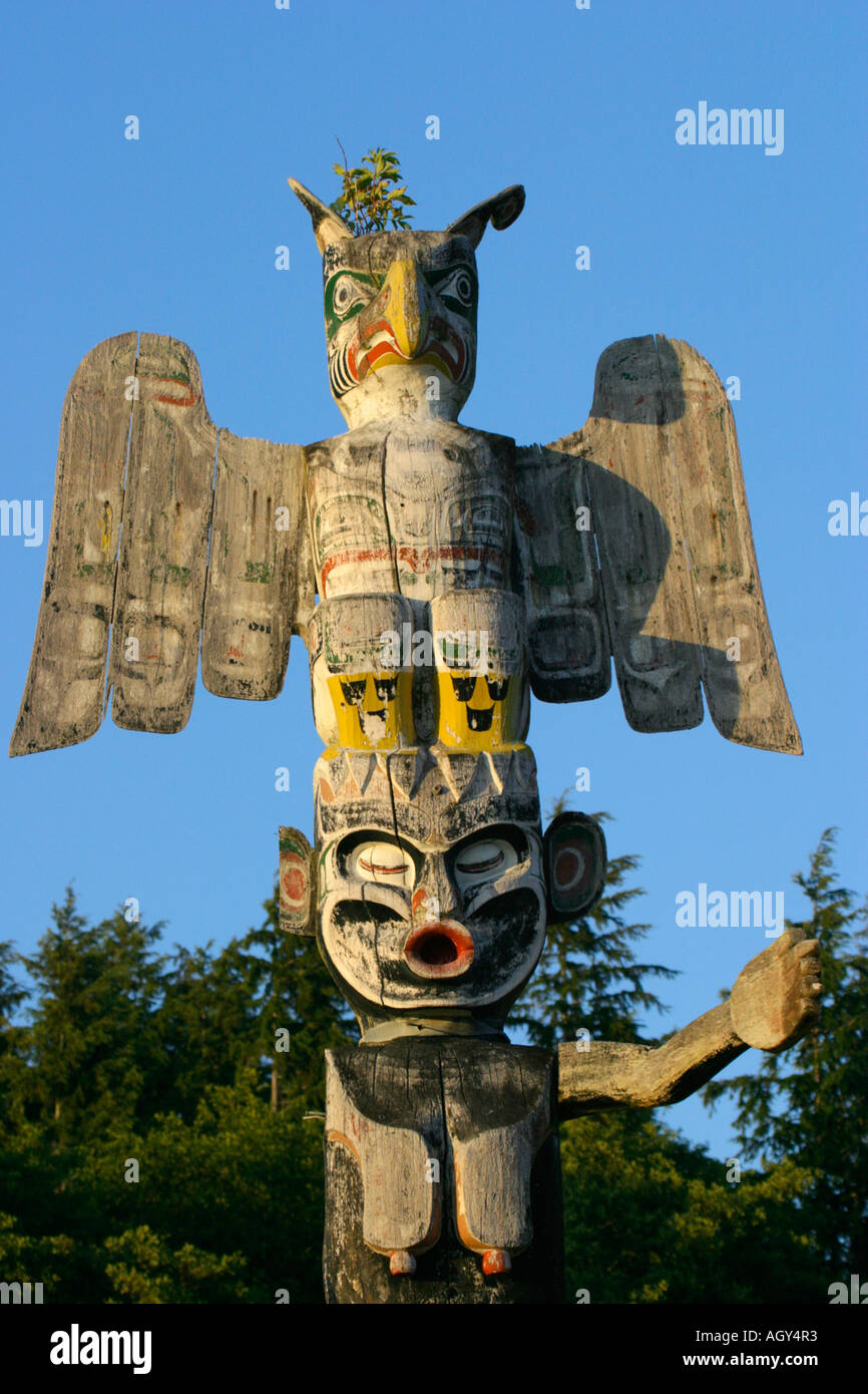 Sacred totem pole honouring the native dead at Namgis burial ground ...