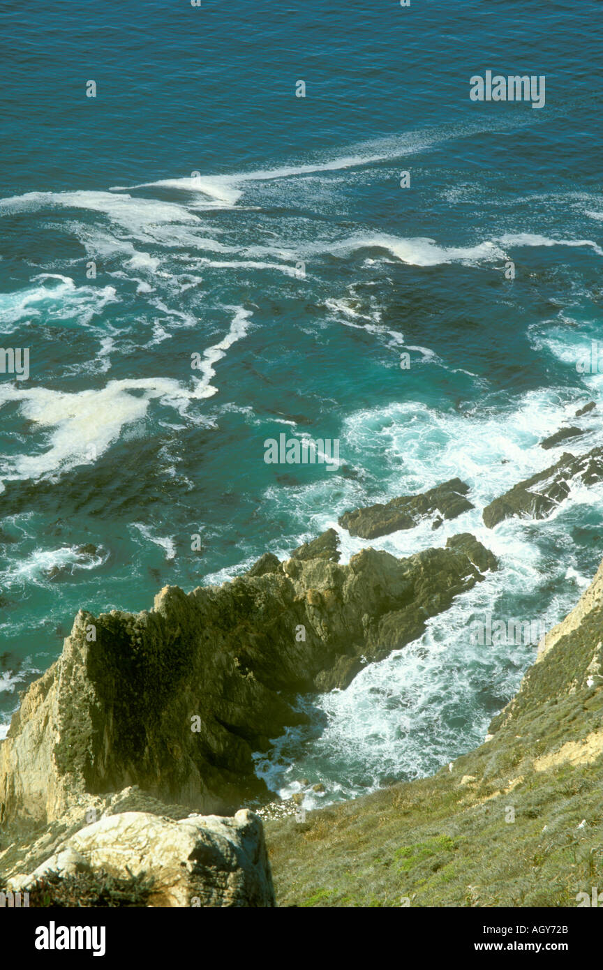 Waves breaking between rocks hi-res stock photography and images - Alamy