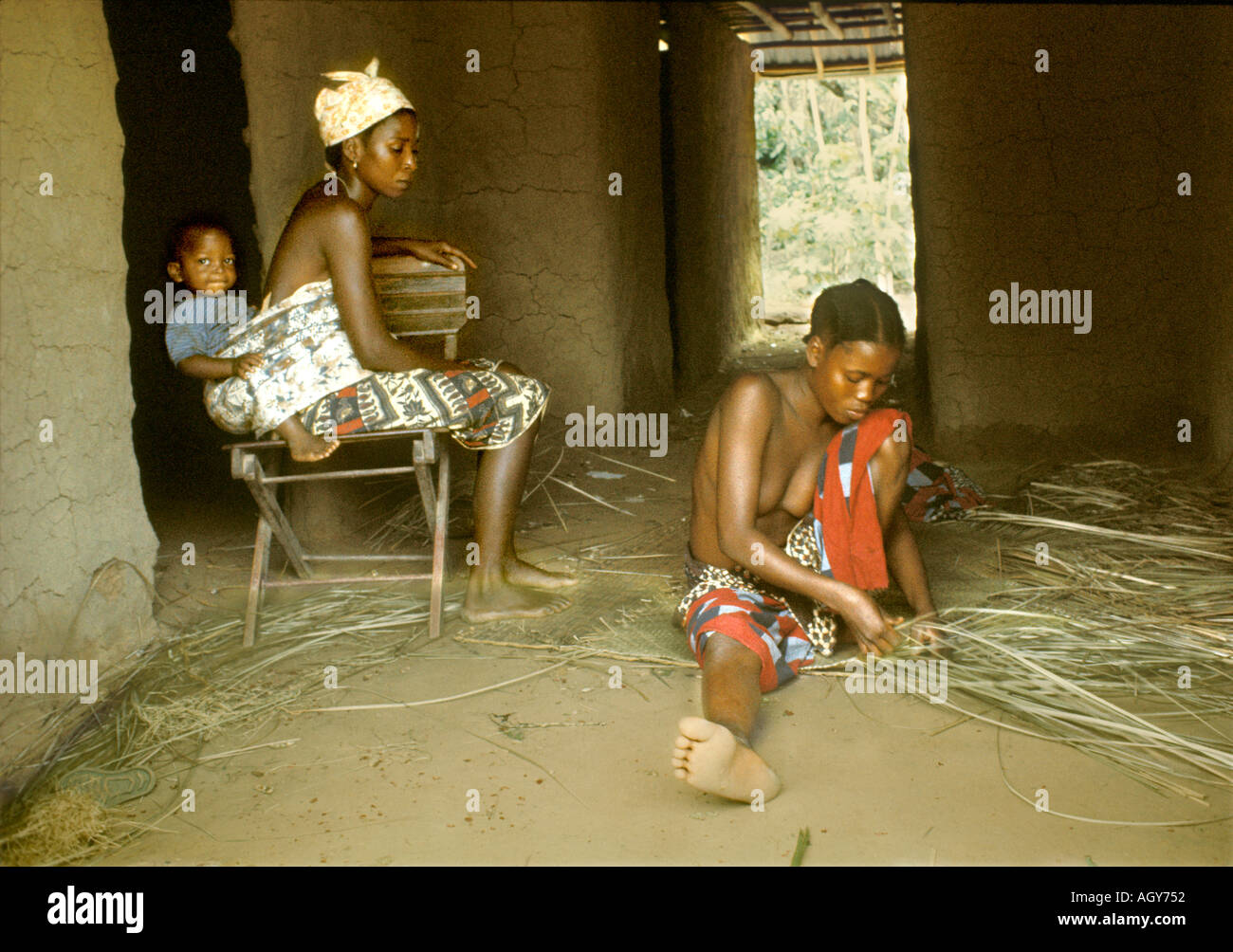 Women of Kpelle ethnic group socializing inside hut. Liberia, West ...