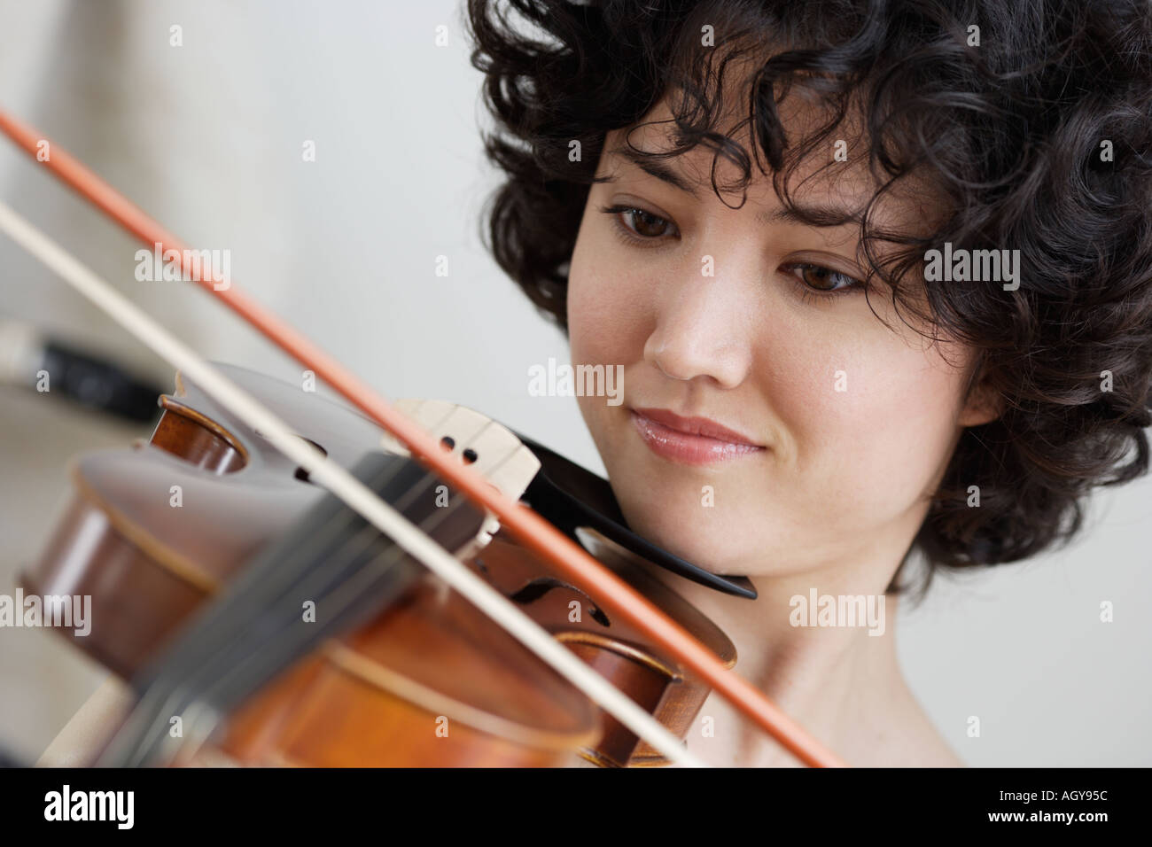 Woman playing the violin Stock Photo - Alamy