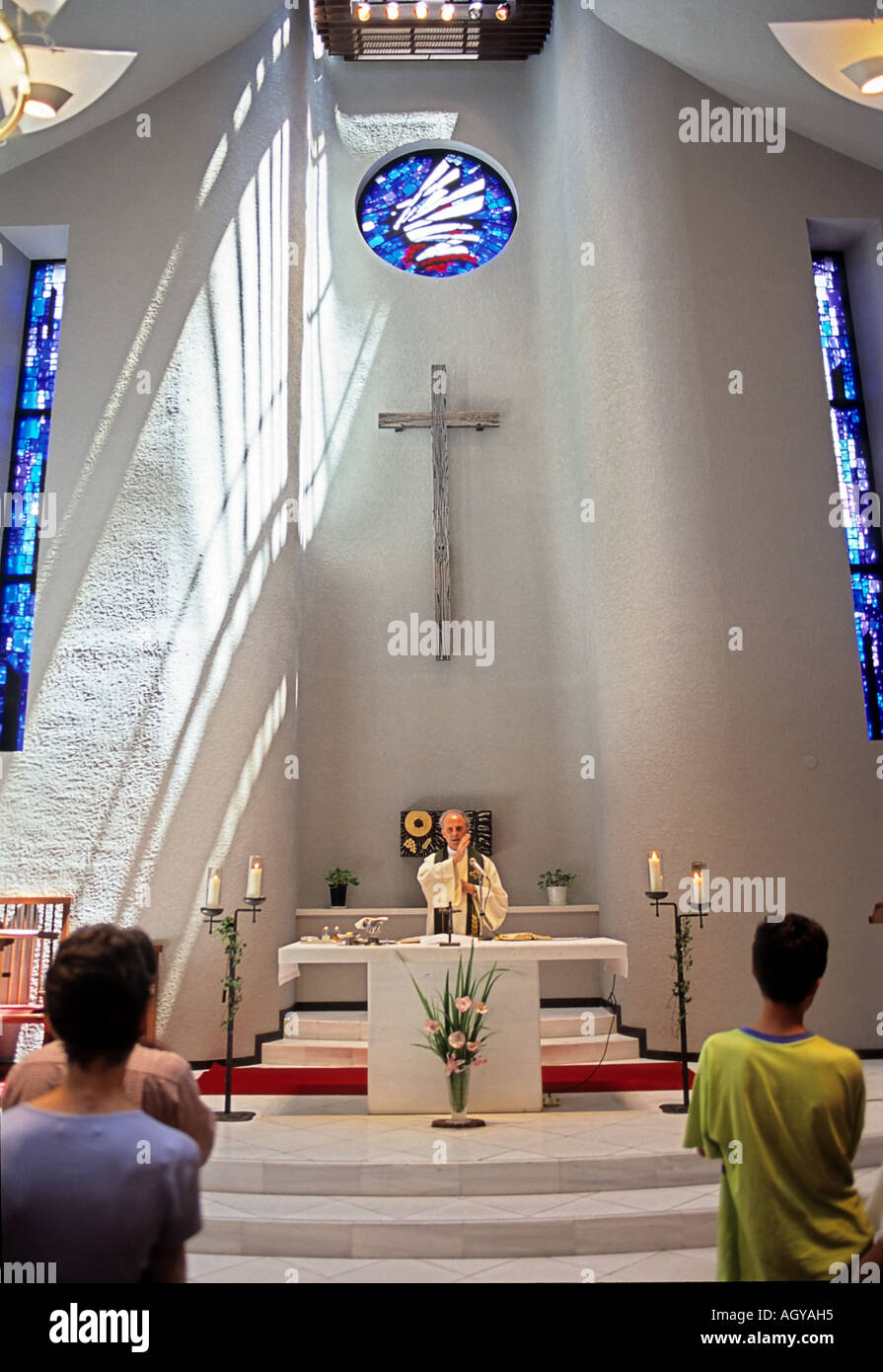 Priest celebrating catholic mass hi-res stock photography and images ...