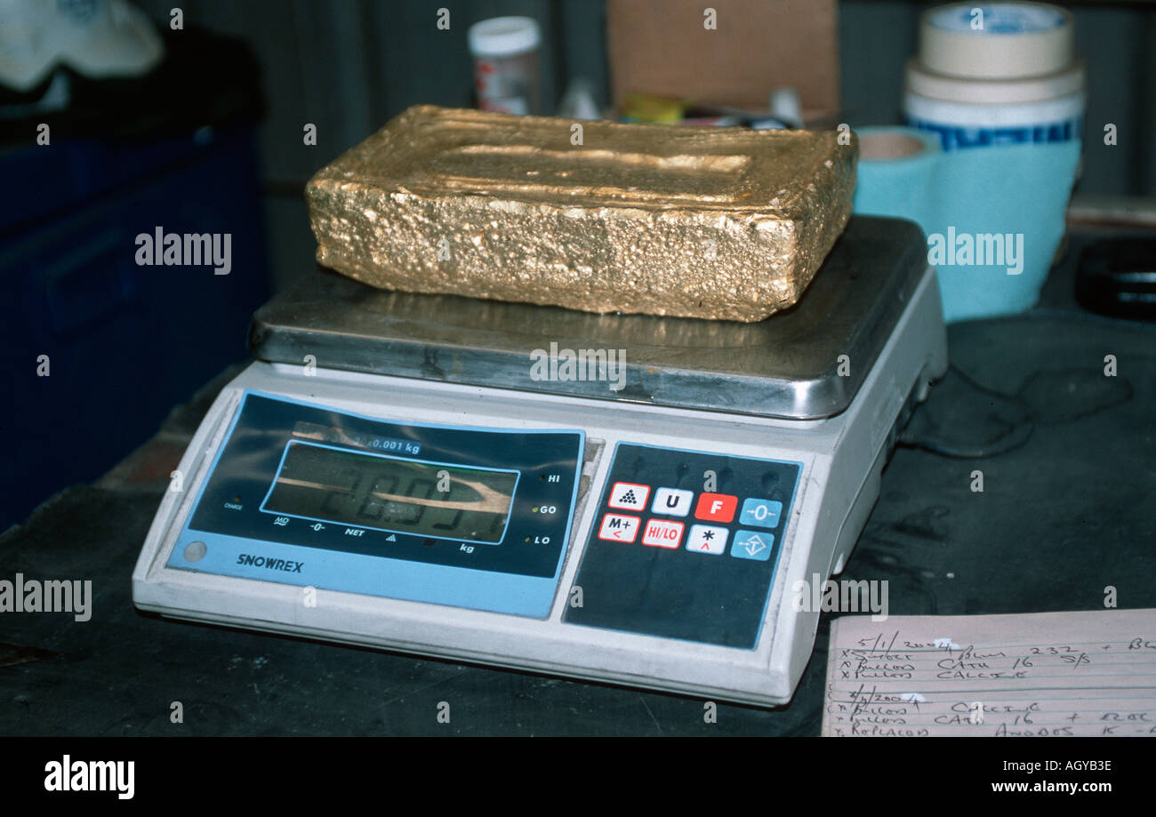 Weighiong gold bar hi-res stock photography and images - Alamy
