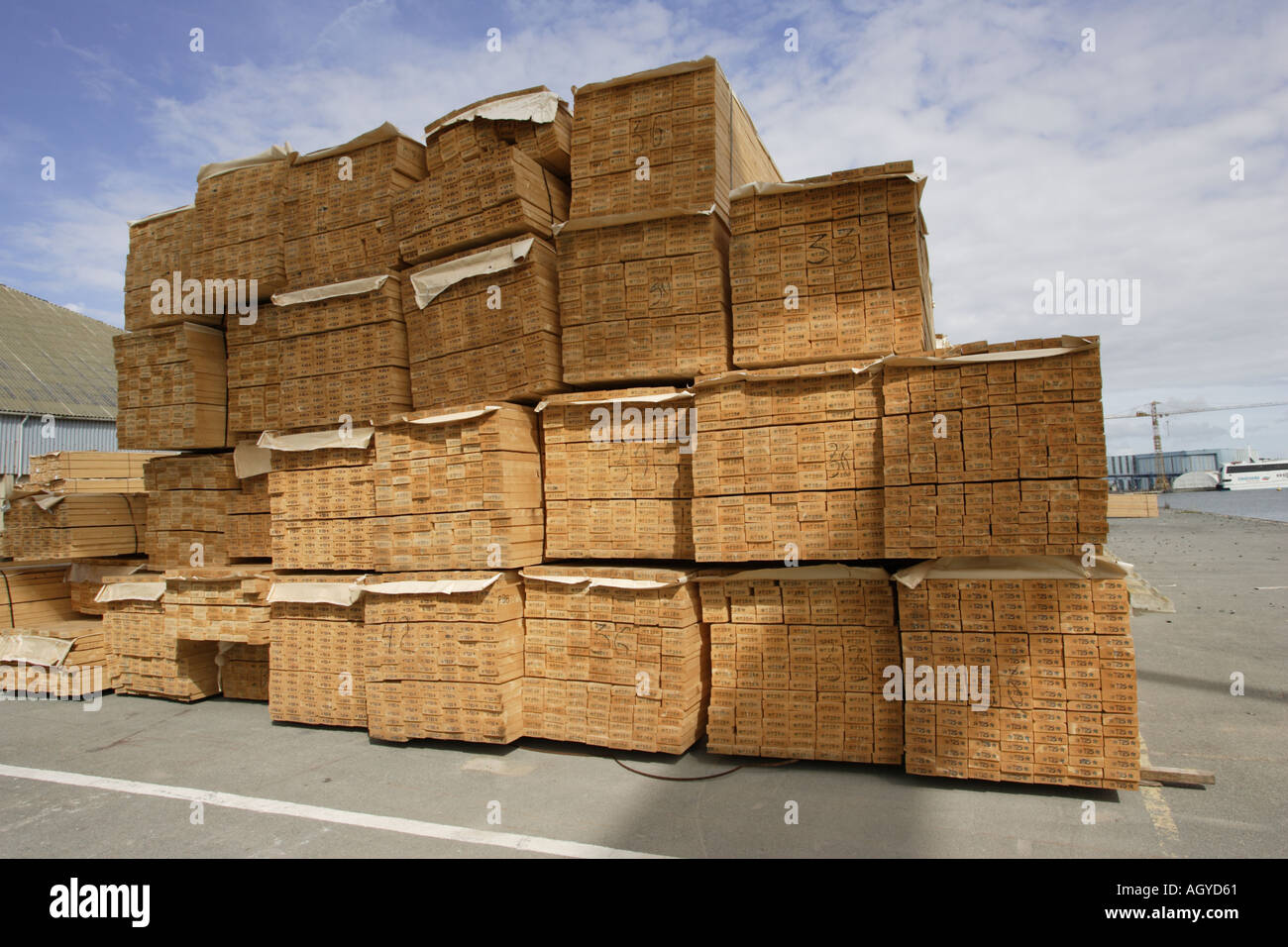 Timber docks hi-res stock photography and images - Alamy