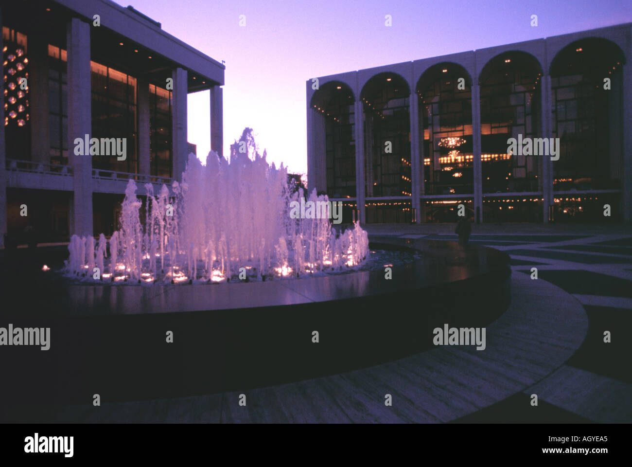 Metropolitan Opera at Lincoln Center with Fountain Stock Photo - Alamy