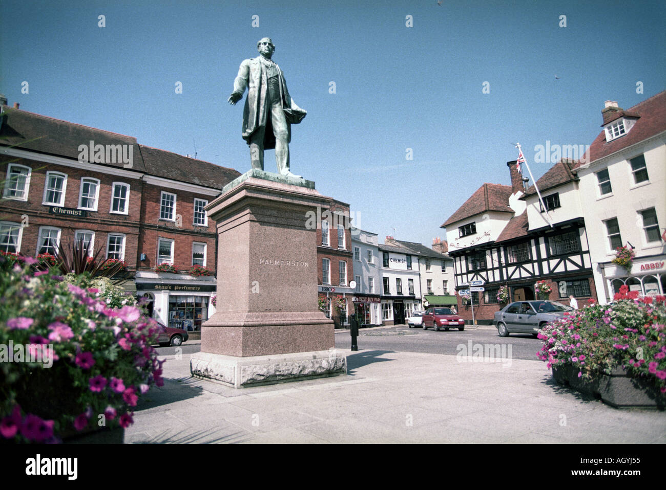 THE HAMPSHIRE TOWN OF ROMSEY UK THE MARKET PLACE FROM BELL STREET THE ...
