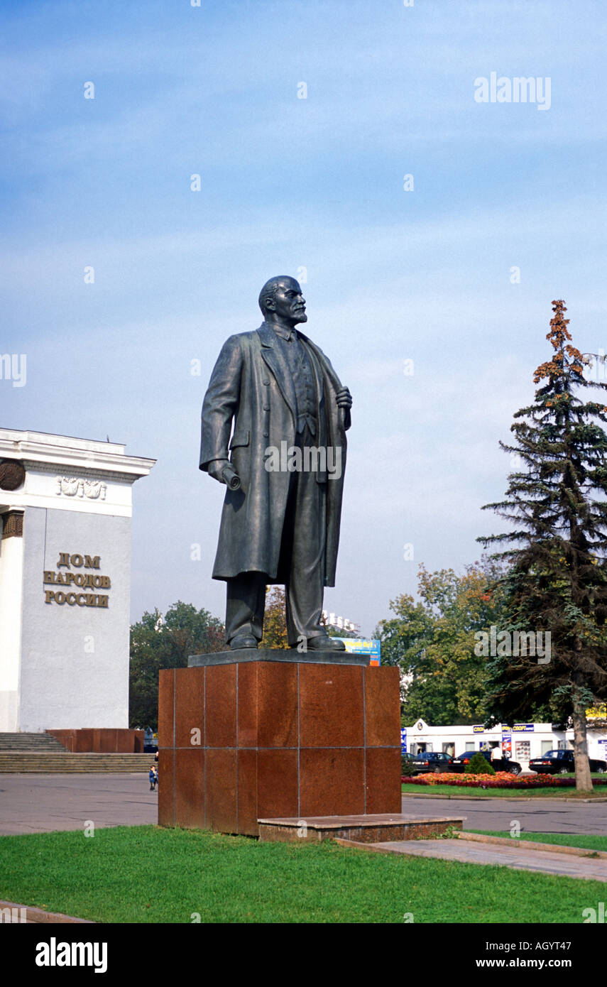 Lenin statue in moscow hi-res stock photography and images - Alamy