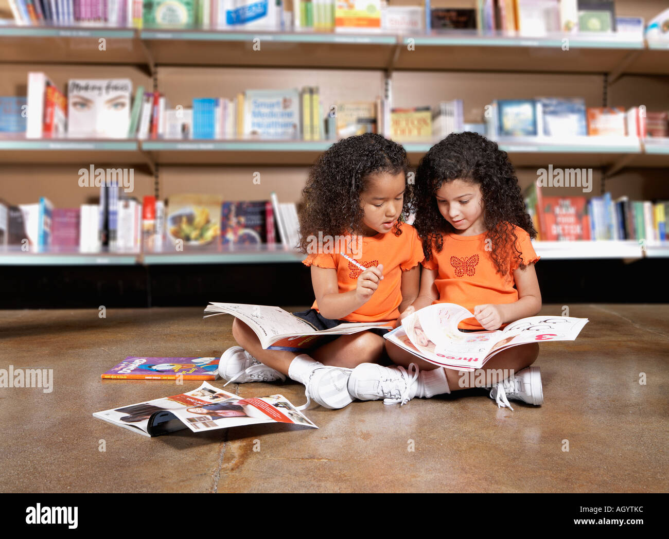 Sisters in library hi-res stock photography and images - Alamy