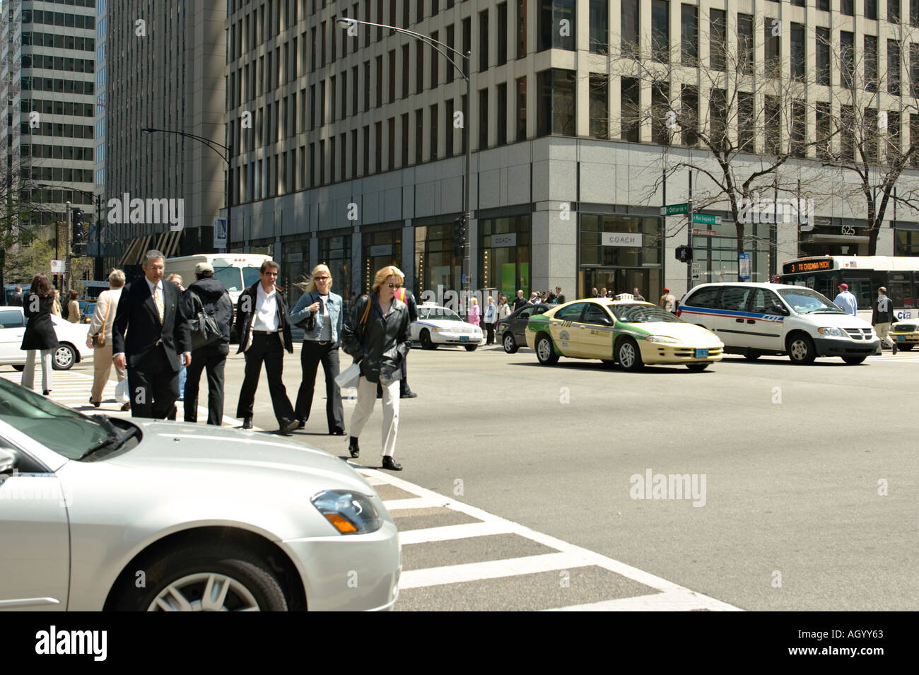 Illinois chicago people in crosswalk hi-res stock photography and ...