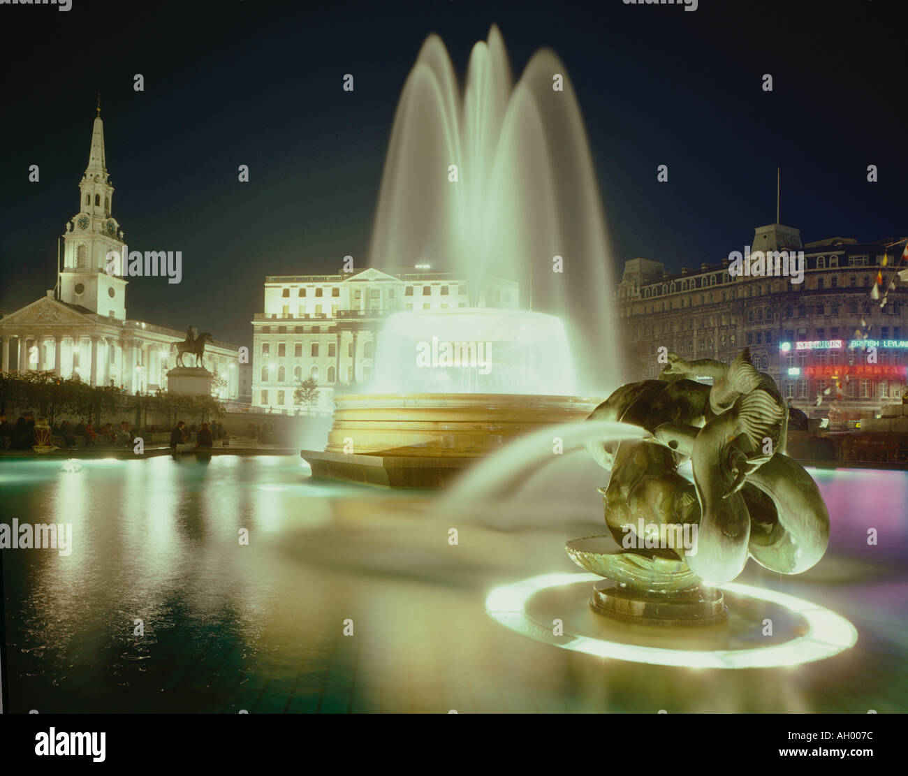 Trafalgar Square at night in London England Stock Photo - Alamy