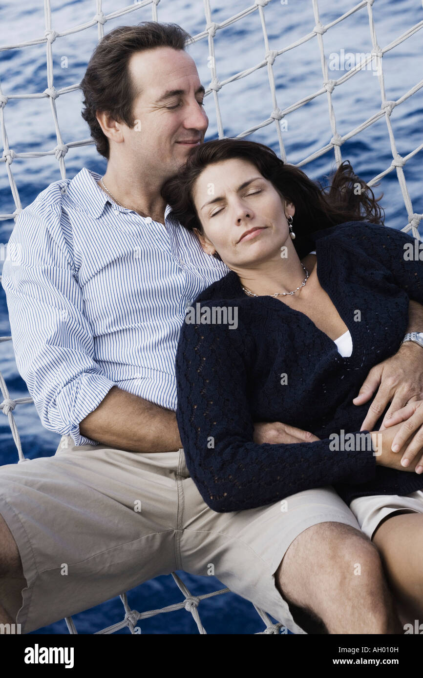Couple cuddling hammock hi-res stock photography and images - Alamy
